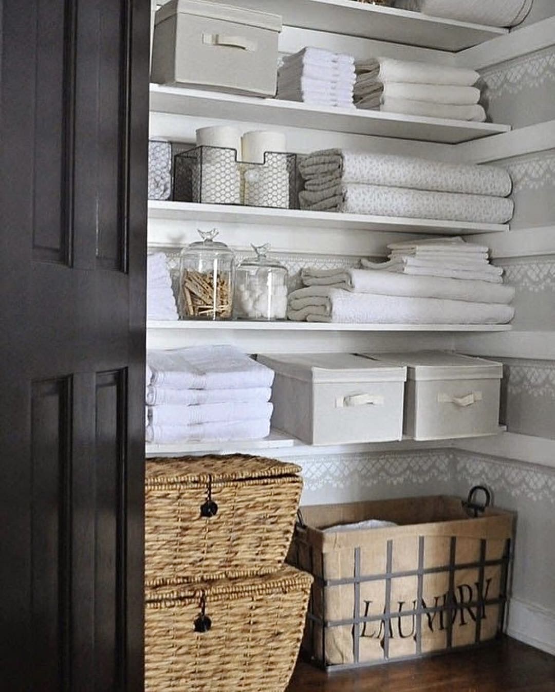 Top 29 Large Linen Closet Organization Strategies for Modern Homes ...