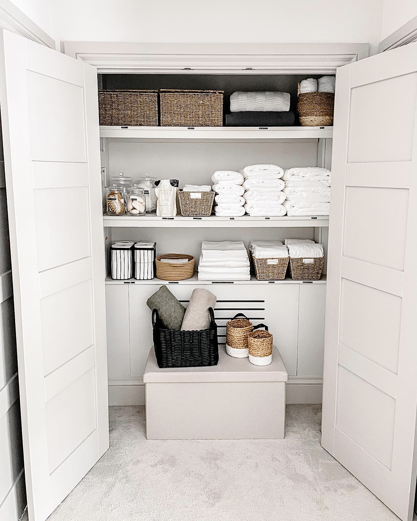 Top 29 Large Linen Closet Organization Strategies for Modern Homes ...