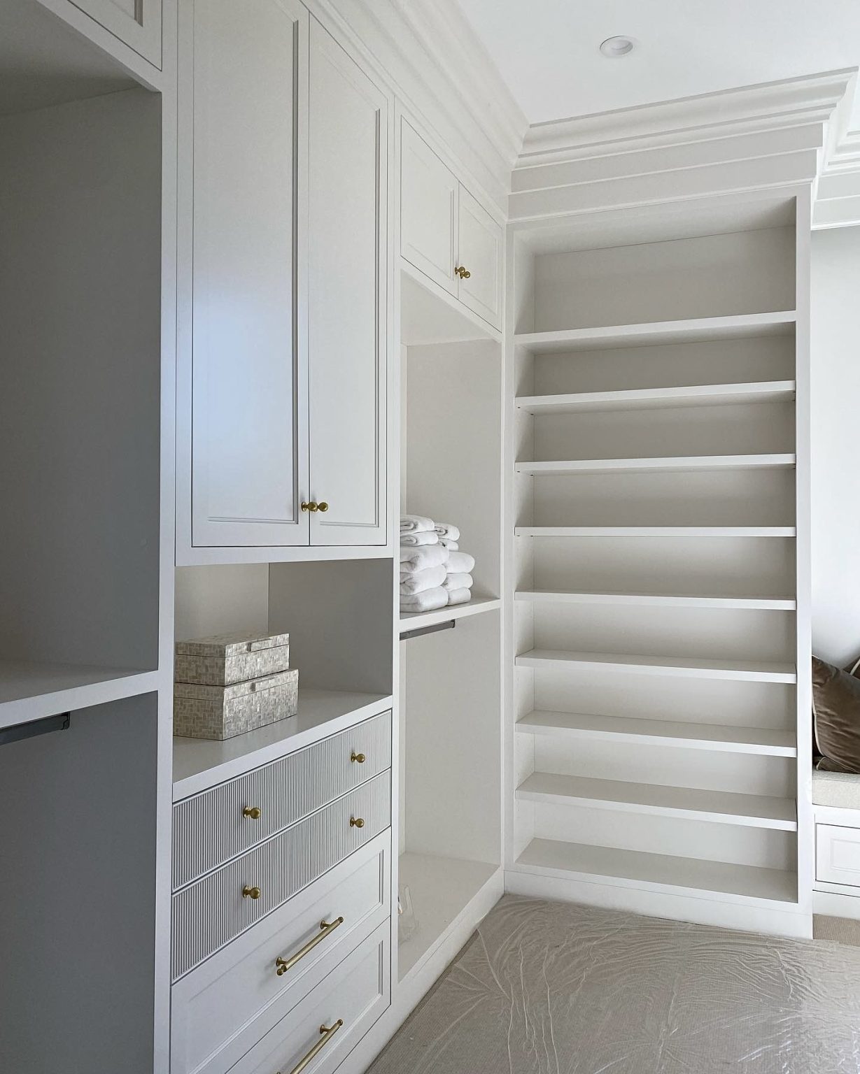 Top 29 Large Linen Closet Organization Strategies for Modern Homes ...