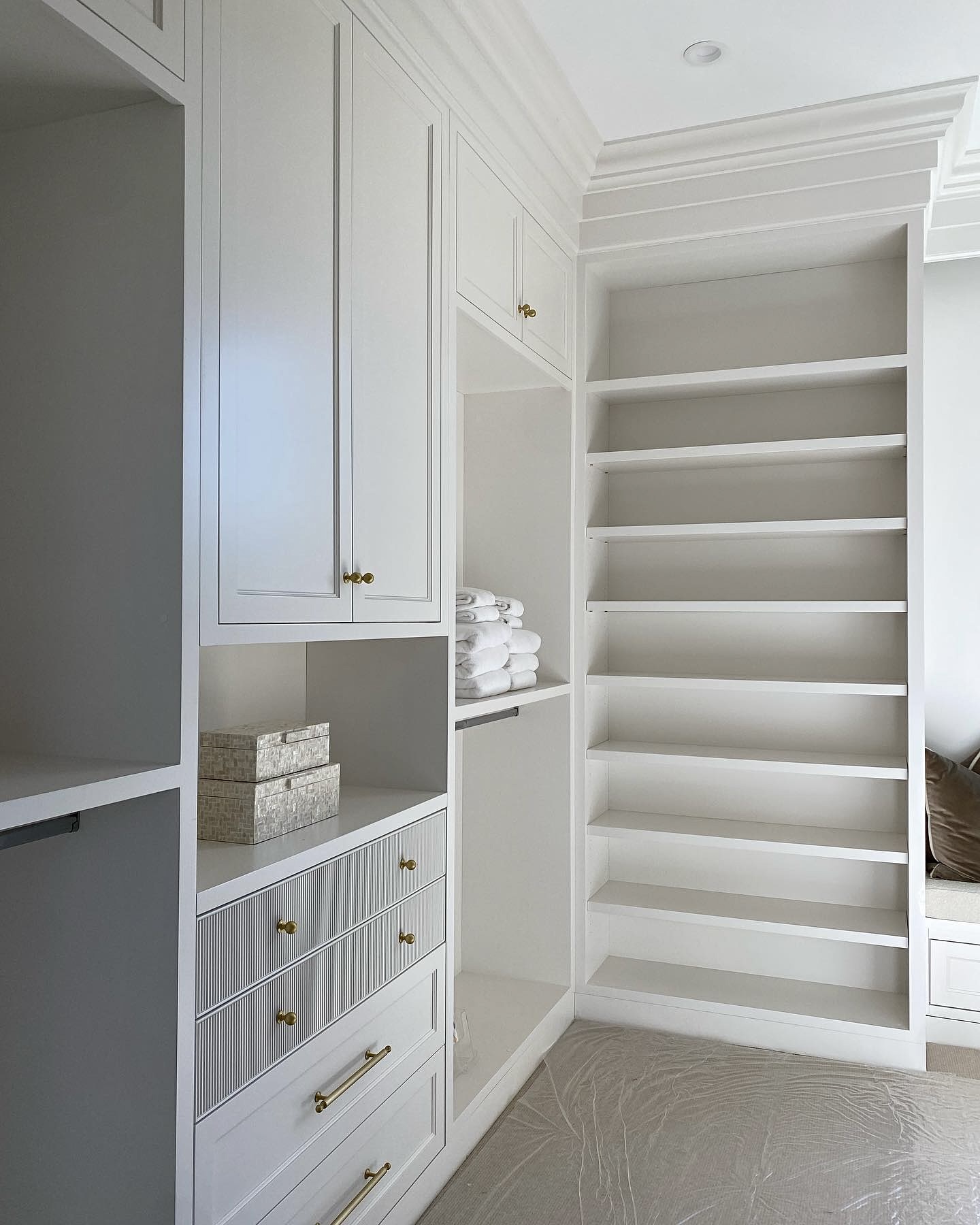 Top 29 Large Linen Closet Organization Strategies for Modern Homes ...
