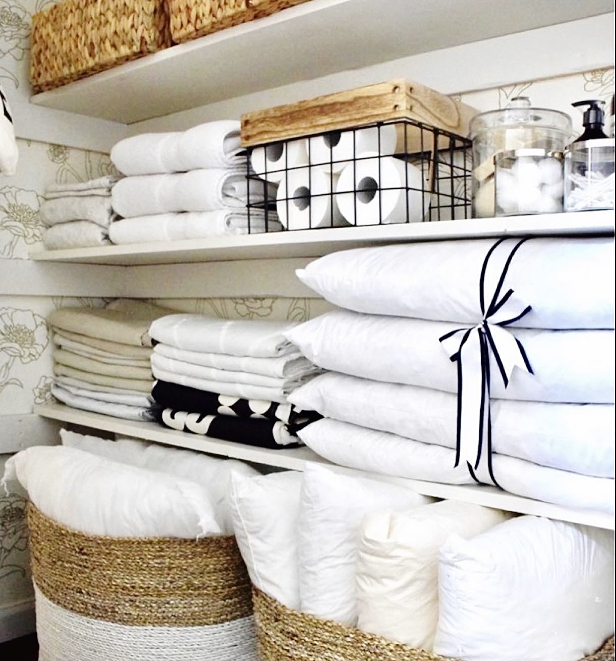 Top 29 Large Linen Closet Organization Strategies for Modern Homes ...