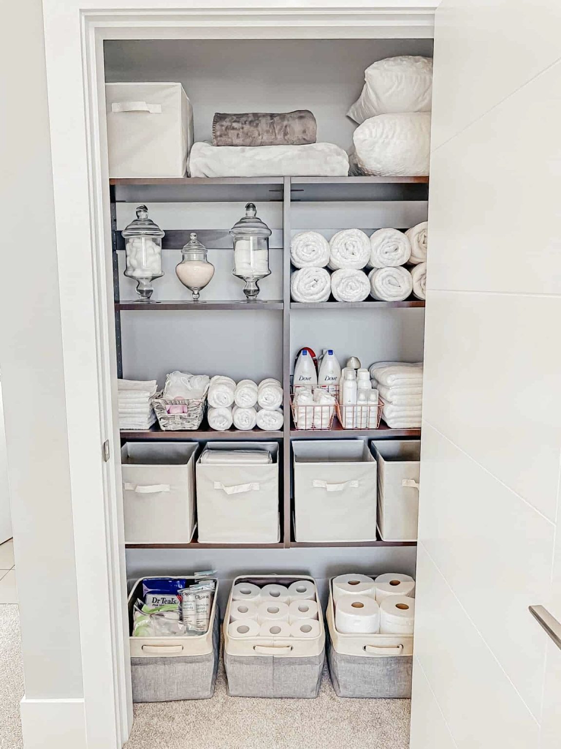 Top 29 Large Linen Closet Organization Strategies for Modern Homes ...