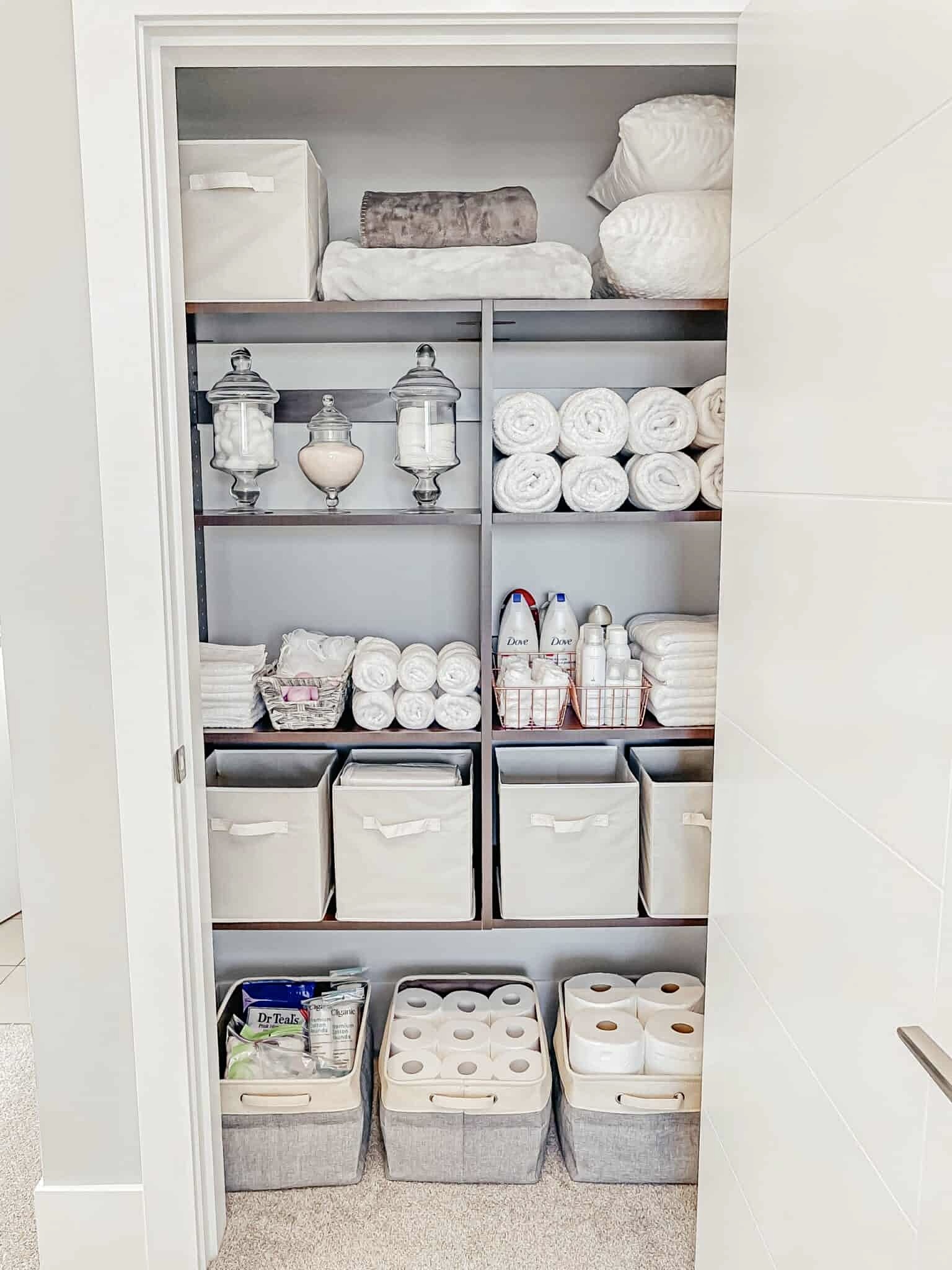 Top 29 Large Linen Closet Organization Strategies for Modern Homes ...