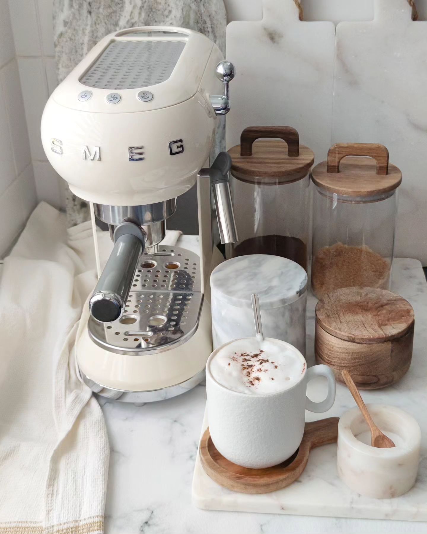 Top 25 Coffee Table Decor Trends for 2025: Stylish Home Coffee Stations ...