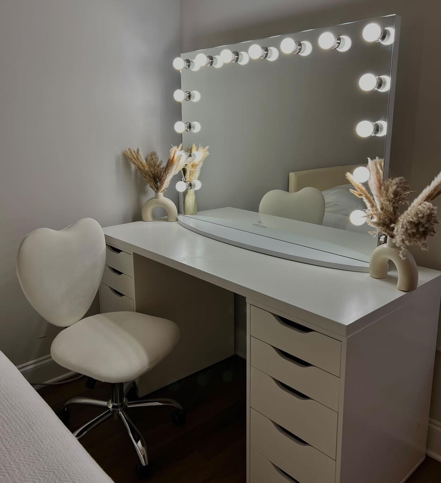 27 Trending Vanity Chair Styles for 2025: Find Your Perfect Match ...