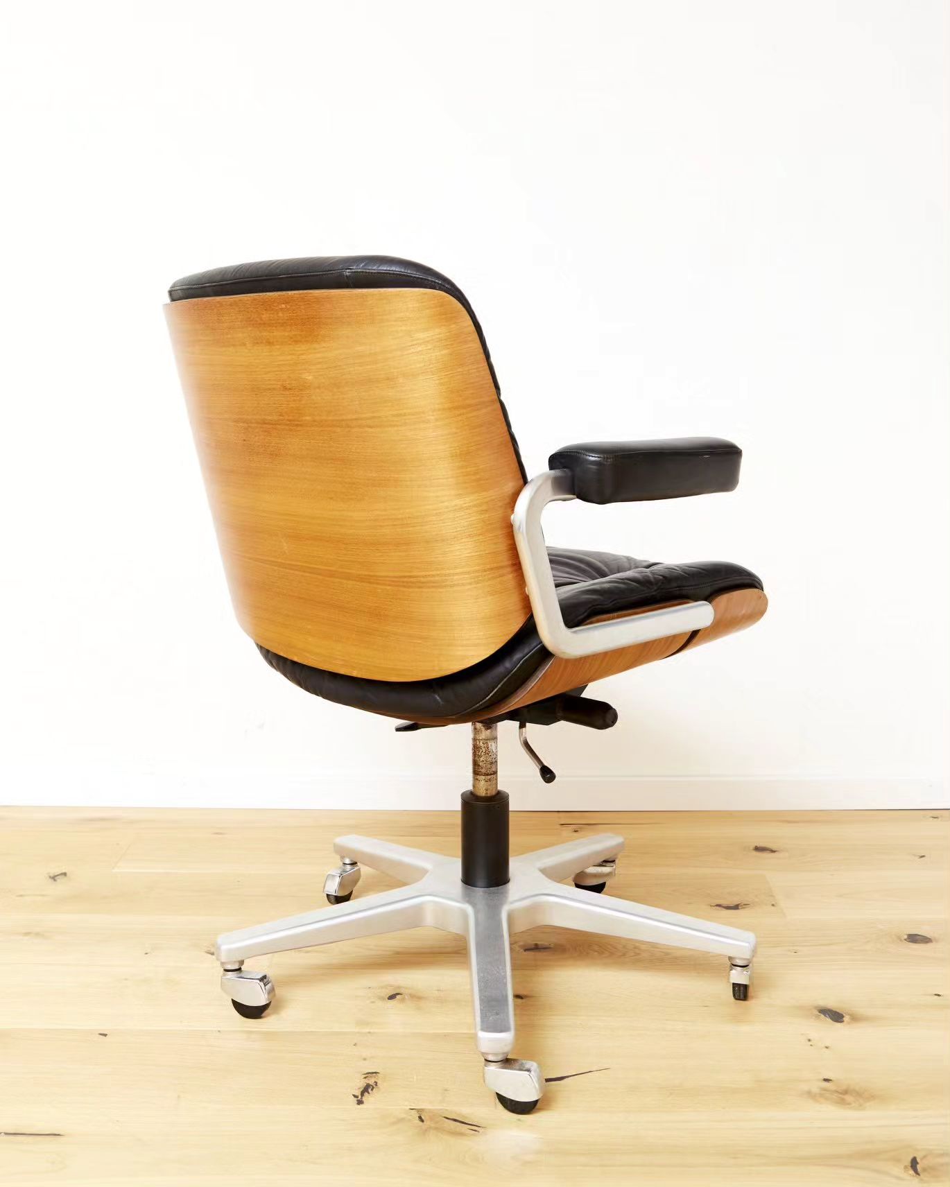 Top 32 Desk Chair Designs 2025 - Embrace Style & Comfort - placeideal.com