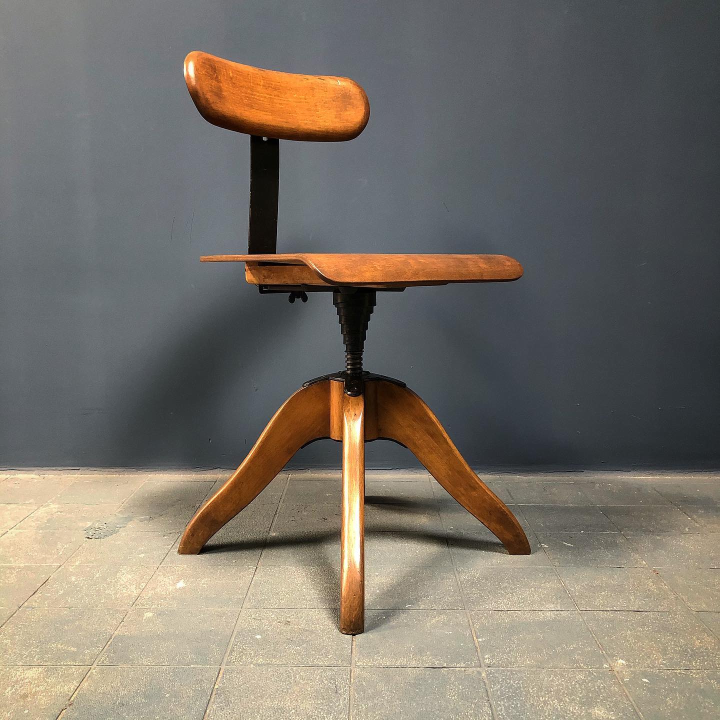 Explore 31 Innovative Workshop Chair Designs for 2025 - Trendsetting Comfort - placeideal.com