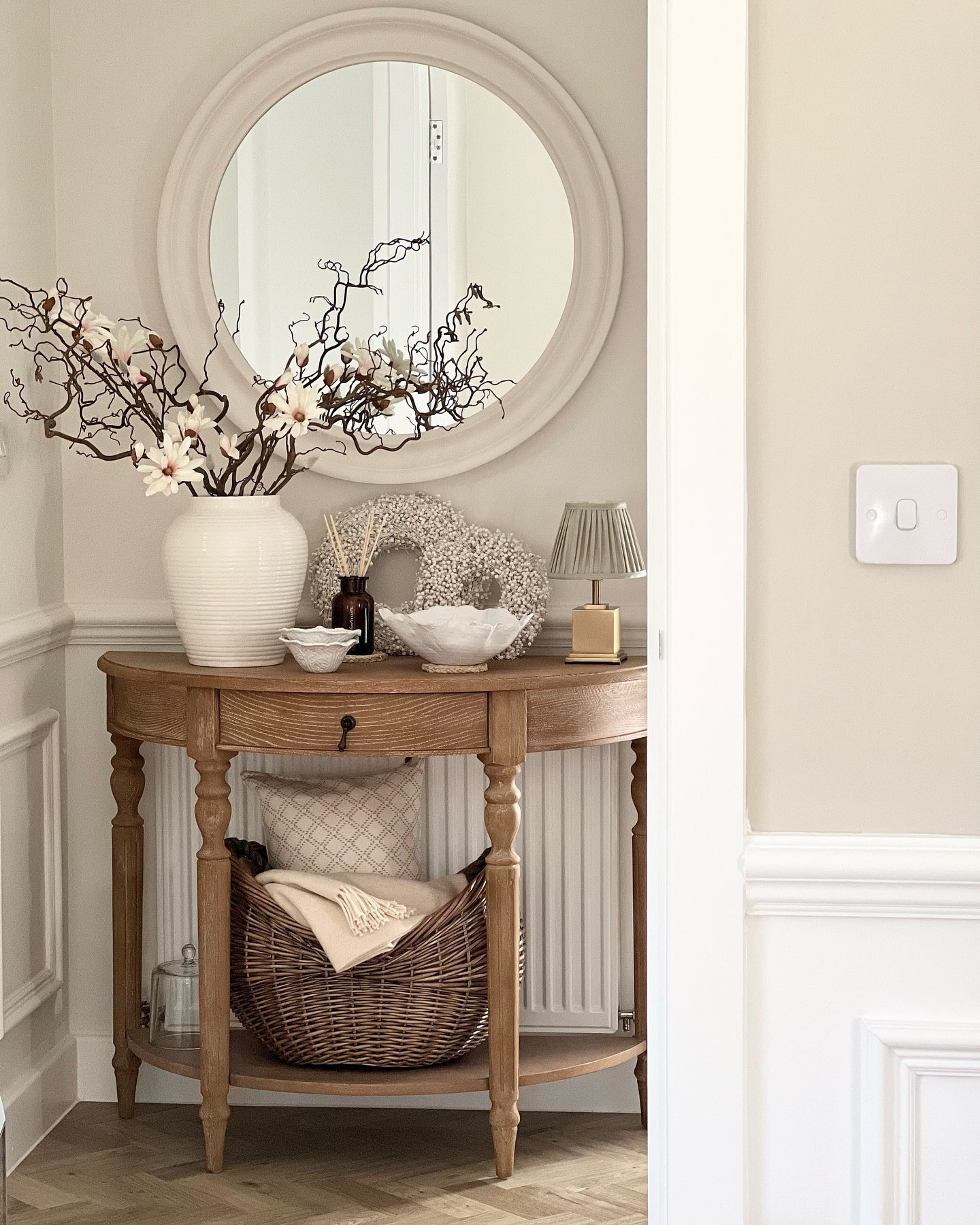 Top 35 Console Table Hallway Ideas for a Welcoming Home Entrance ...