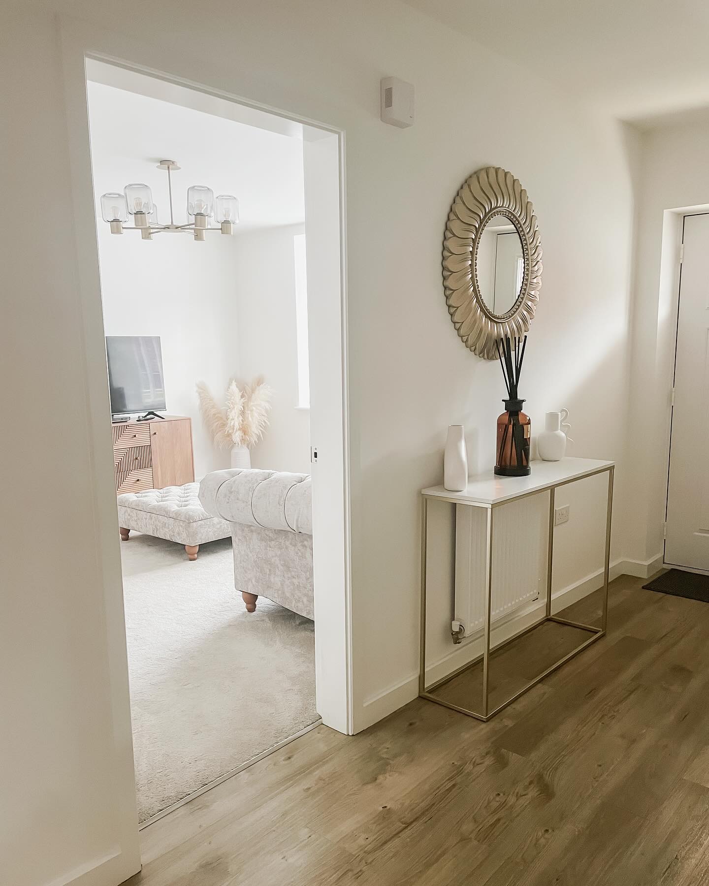 Top 35 Console Table Hallway Ideas for a Welcoming Home Entrance ...