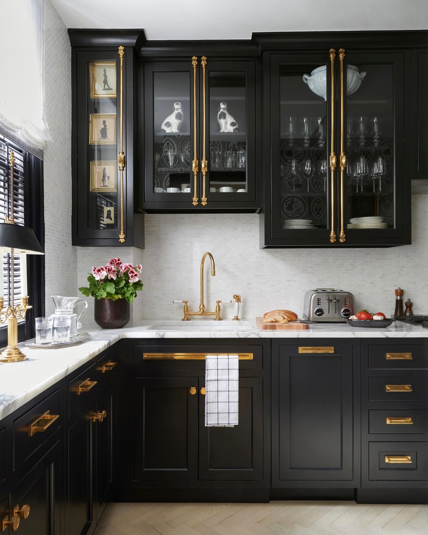 31 Black Kitchen Ideas for Chic & Versatile Cooking Spaces - placeideal.com