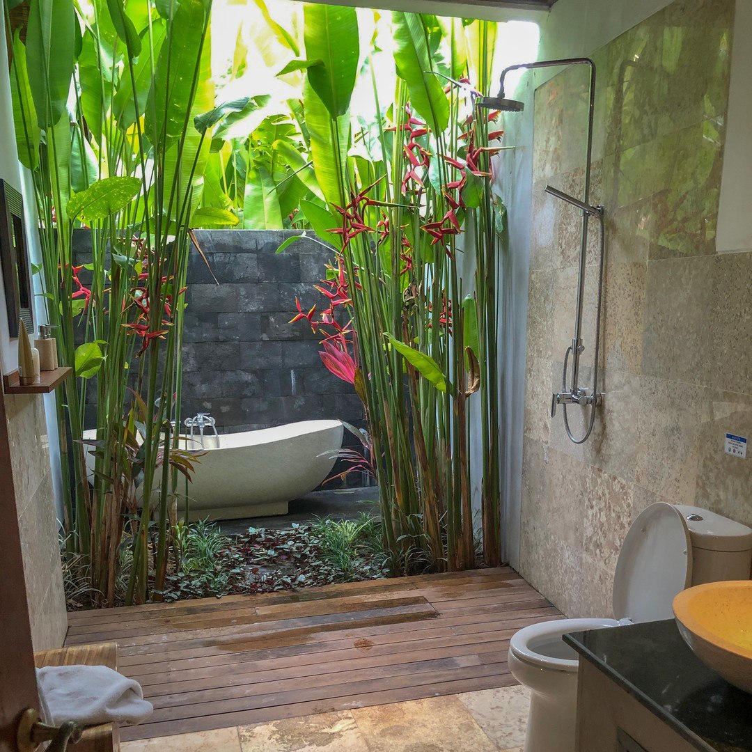 Discover 35 Outdoor Bathroom Ideas for a Blissful Retreat - placeideal.com