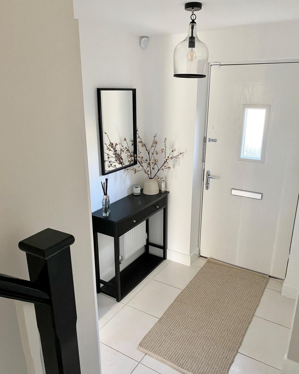 Top 35 Console Table Hallway Ideas for a Welcoming Home Entrance ...