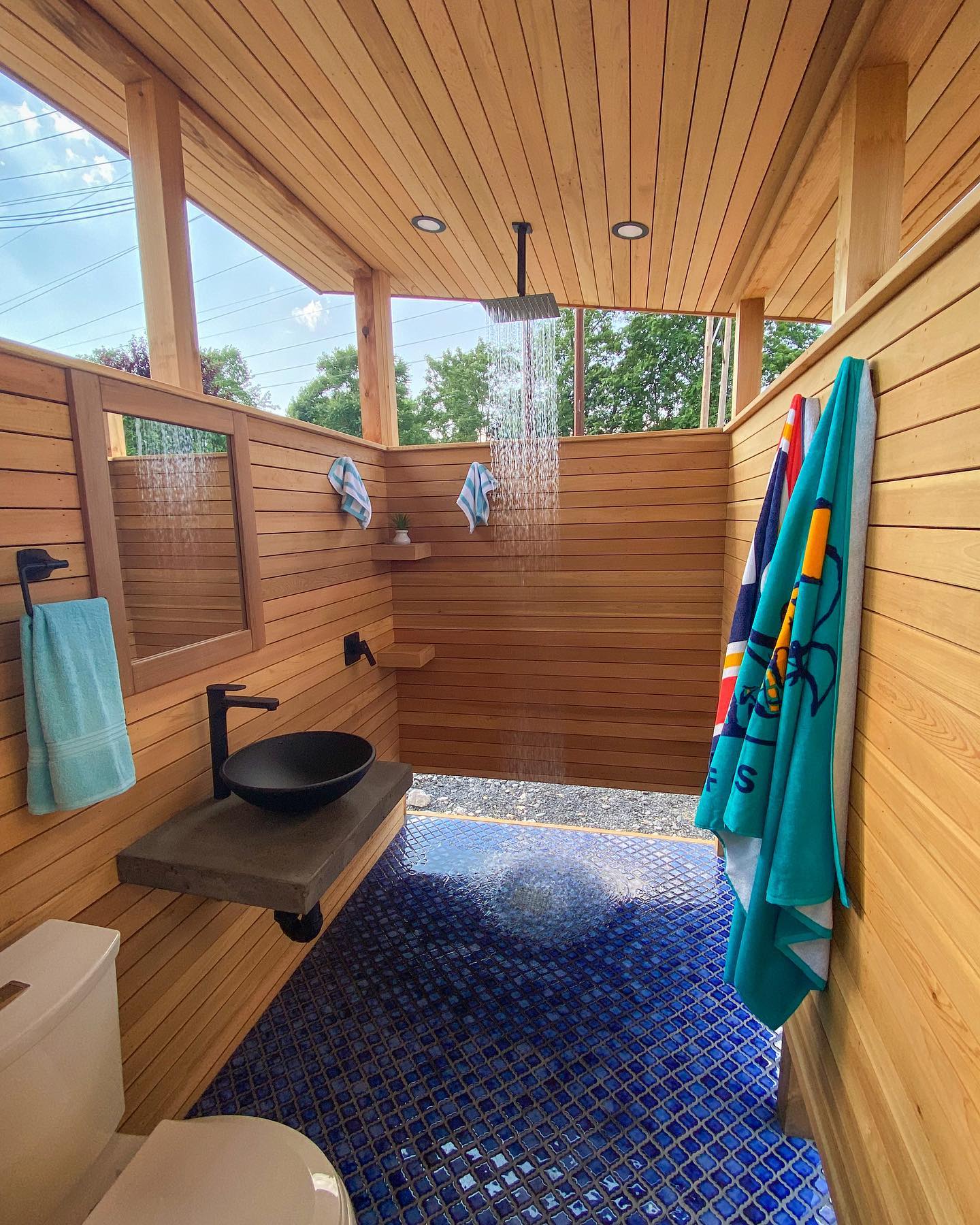 Discover 35 Outdoor Bathroom Ideas for a Blissful Retreat - placeideal.com