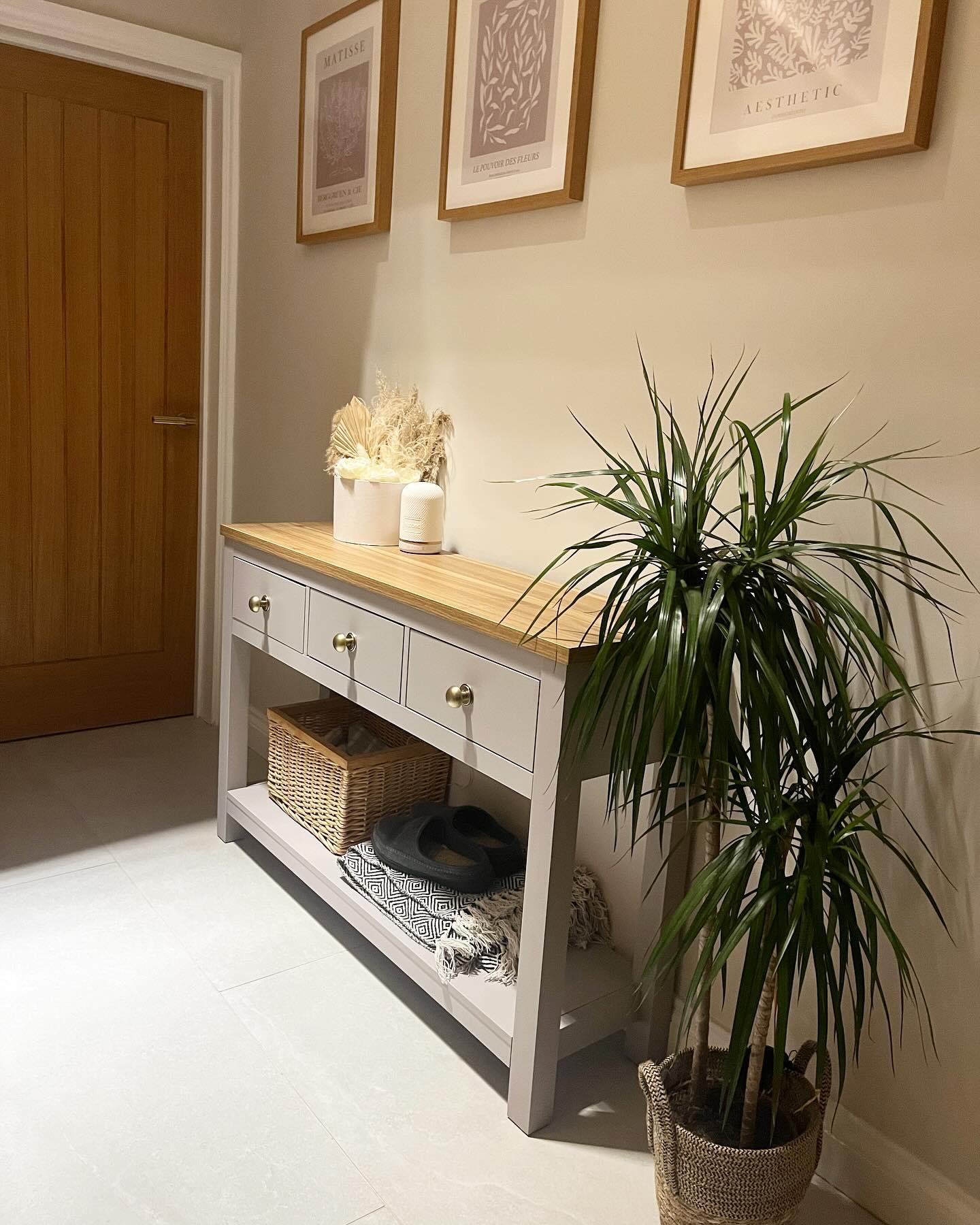 Top 35 Console Table Hallway Ideas for a Welcoming Home Entrance ...