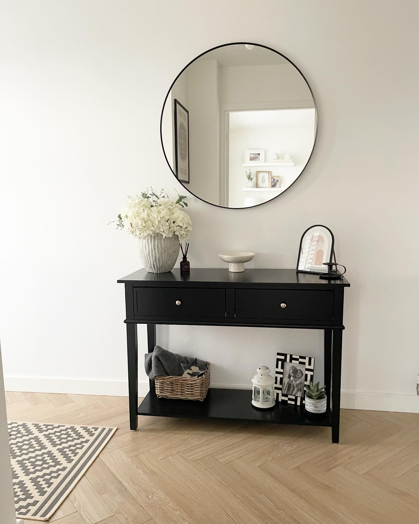 Top 35 Console Table Hallway Ideas for a Welcoming Home Entrance ...
