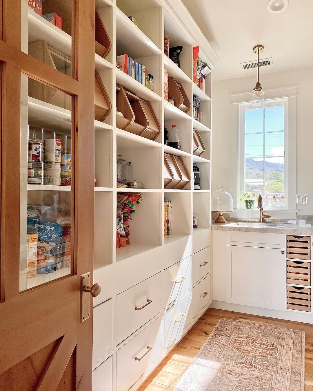 Top 36 Walk-In Pantry Ideas for Maximized Storage & Style | Home Design ...