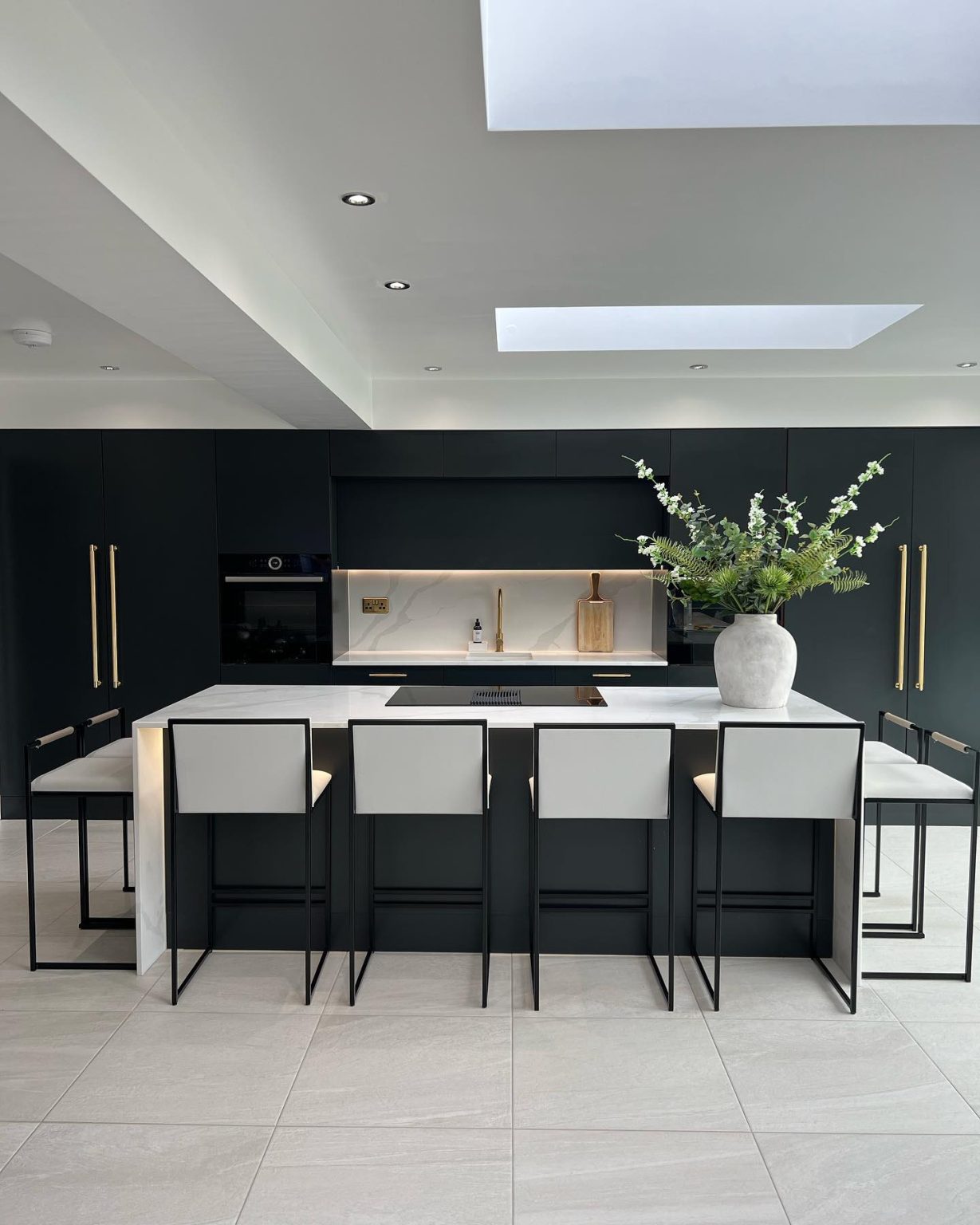 31 Black Kitchen Ideas for Chic & Versatile Cooking Spaces - placeideal.com