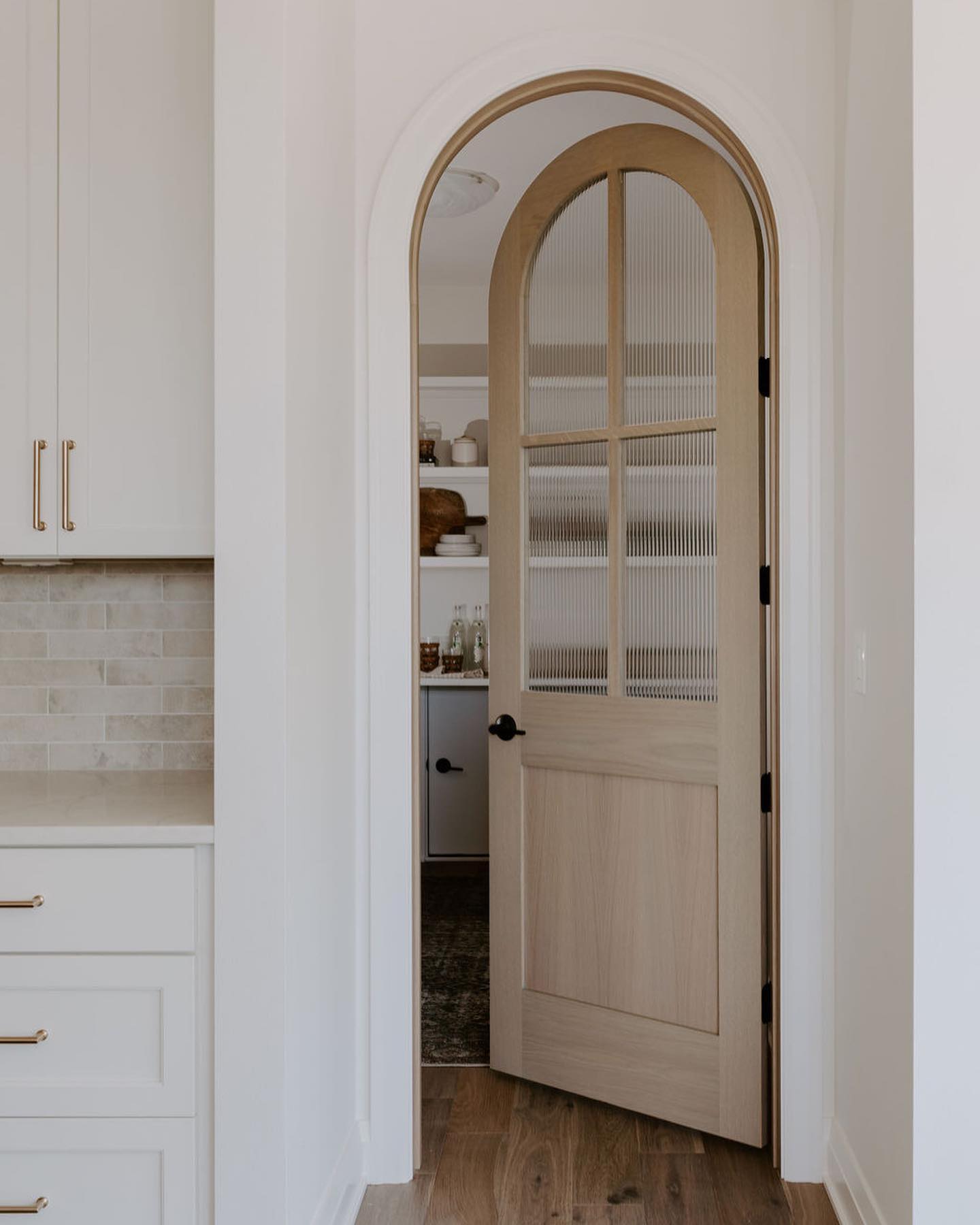 31 Pantry Door Ideas to Transform Your Kitchen with Style - placeideal.com