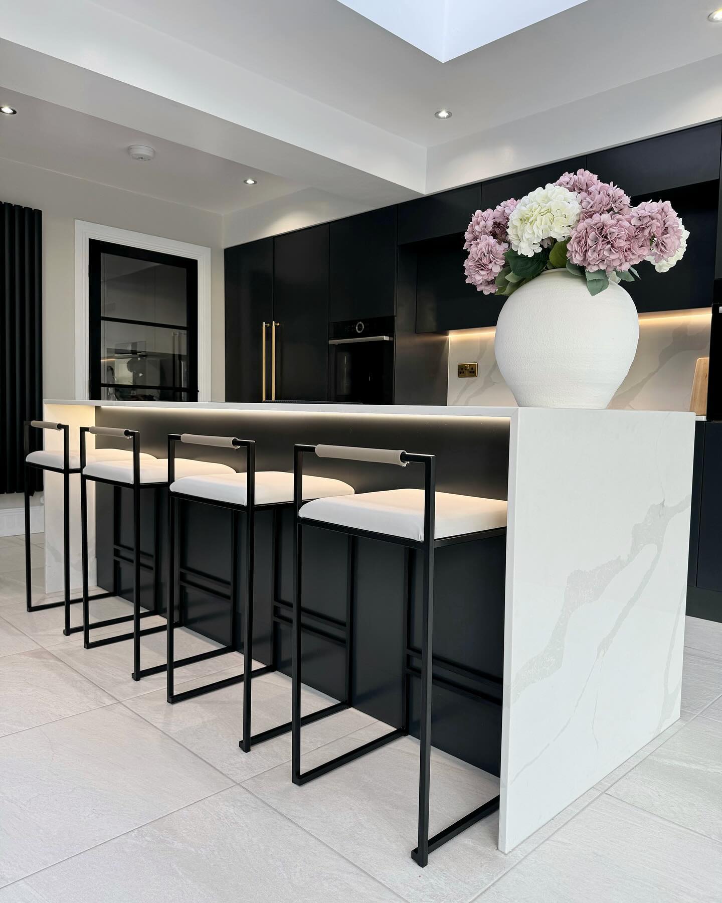 31 Black Kitchen Ideas for Chic & Versatile Cooking Spaces - placeideal.com