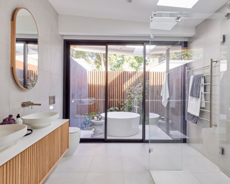 Discover 35 Outdoor Bathroom Ideas for a Blissful Retreat - placeideal.com