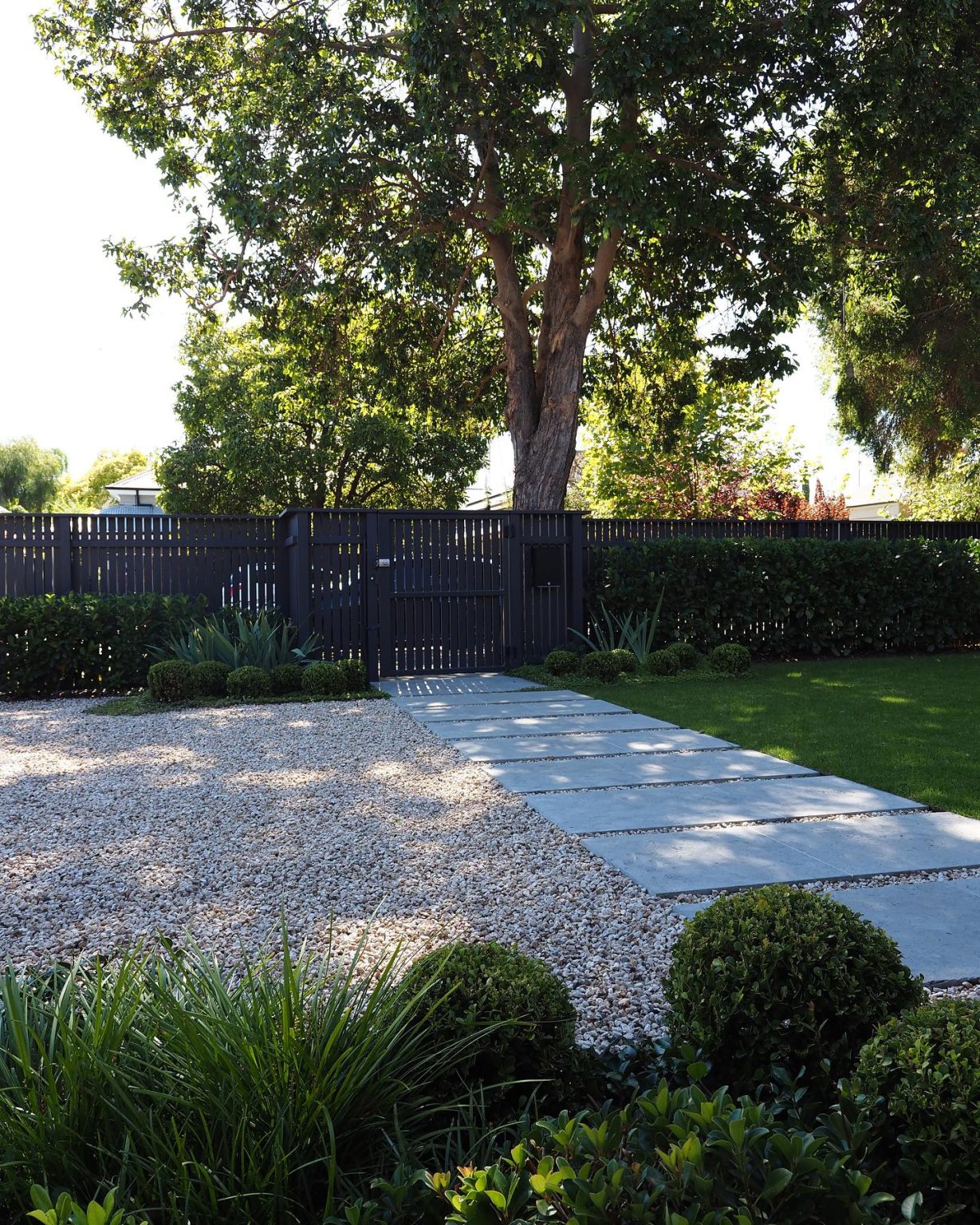 32 Front Yard Landscaping Ideas for Stunning Curb Appeal - placeideal.com