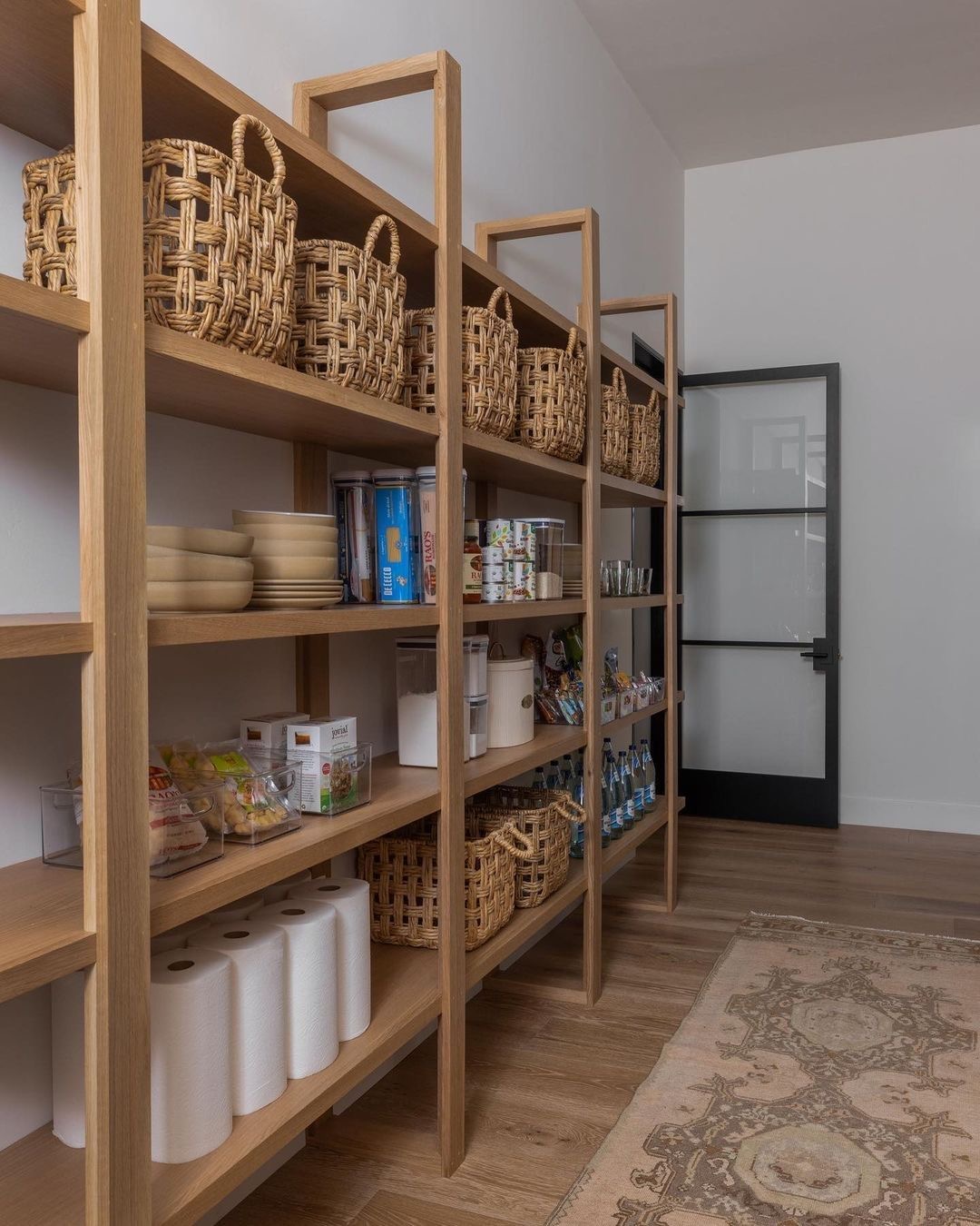 Top 36 Walk-In Pantry Ideas for Maximized Storage & Style | Home Design ...