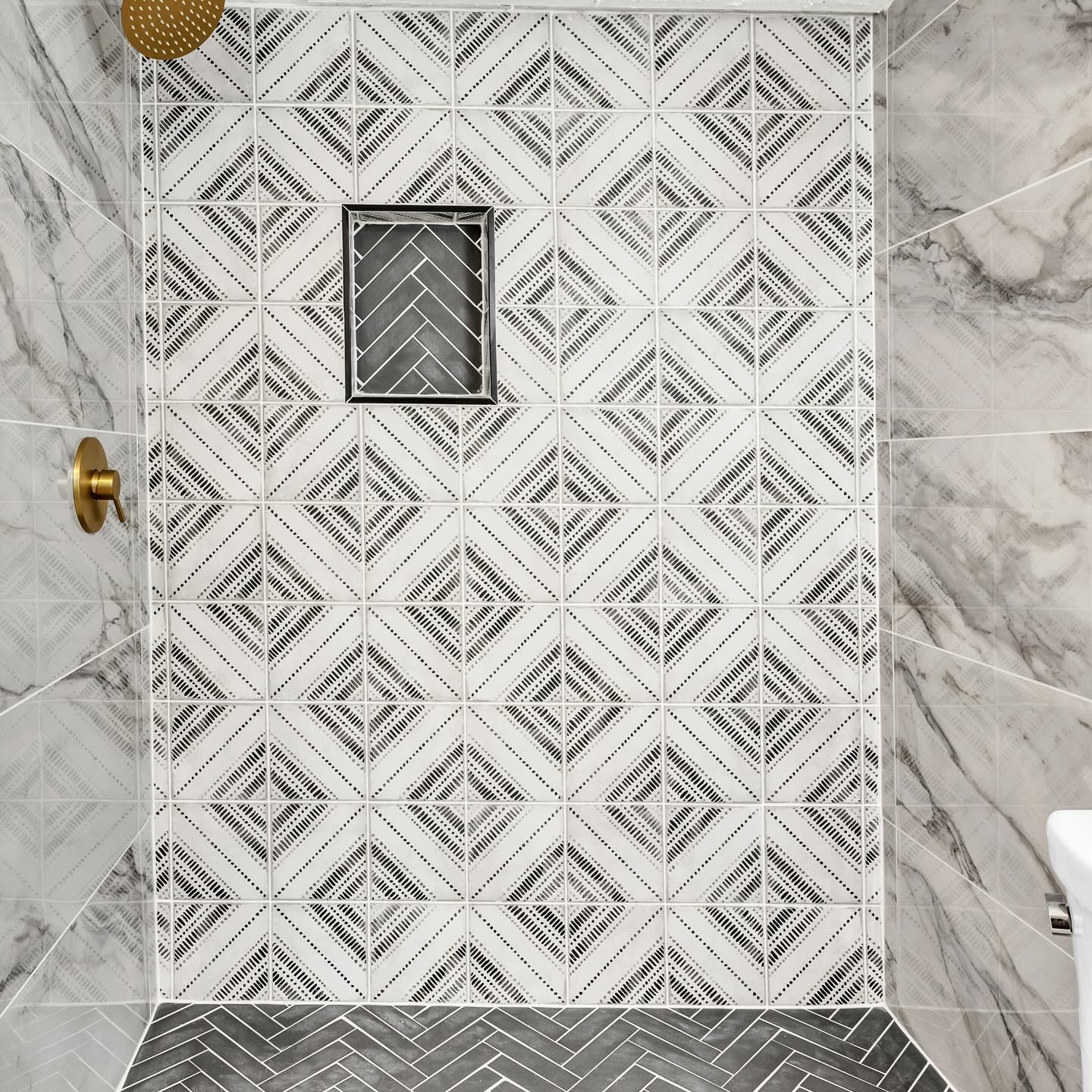Unique Shower Tile Designs: 43 Inspirational Ideas for Your Bathroom - placeideal.com
