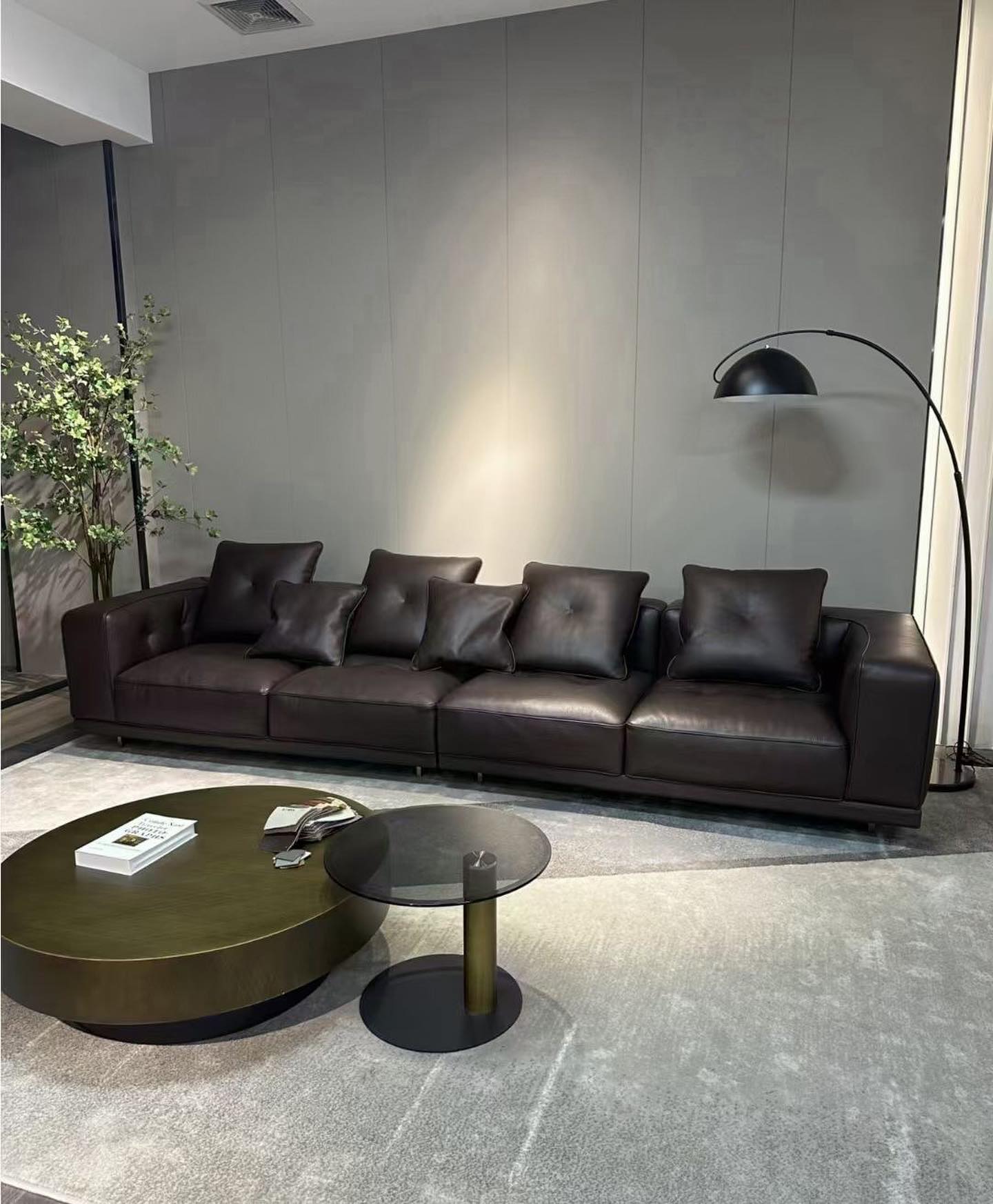 Explore 31 Chic Living Room Ideas Featuring Dark Brown Sofas ...