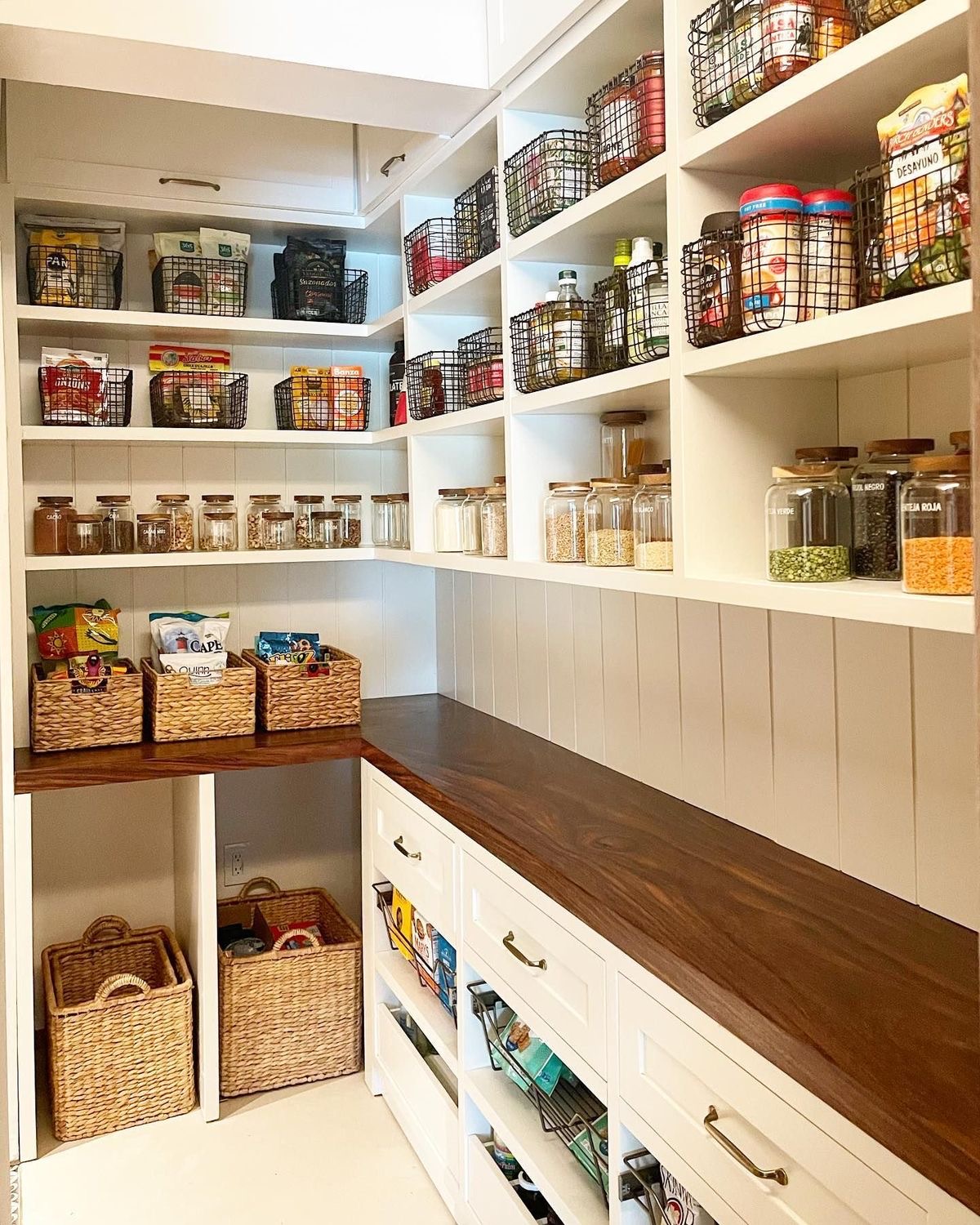 Top 36 Walk-In Pantry Ideas for Maximized Storage & Style | Home Design ...