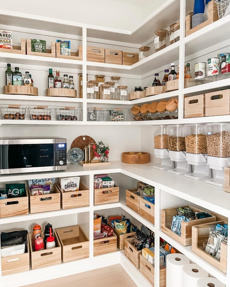 Top 36 Walk-In Pantry Ideas for Maximized Storage & Style | Home Design ...