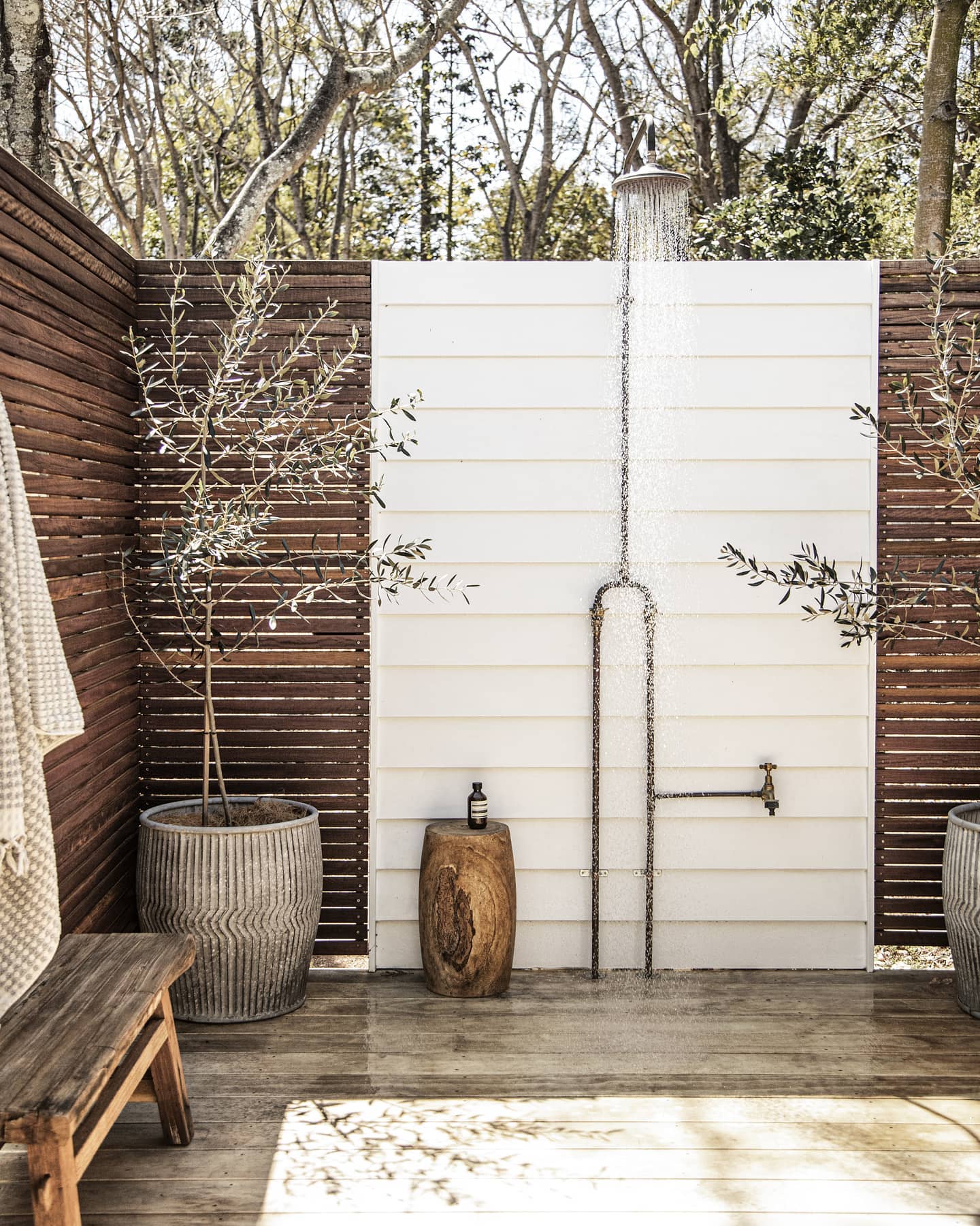 Discover 35 Outdoor Bathroom Ideas for a Blissful Retreat - placeideal.com