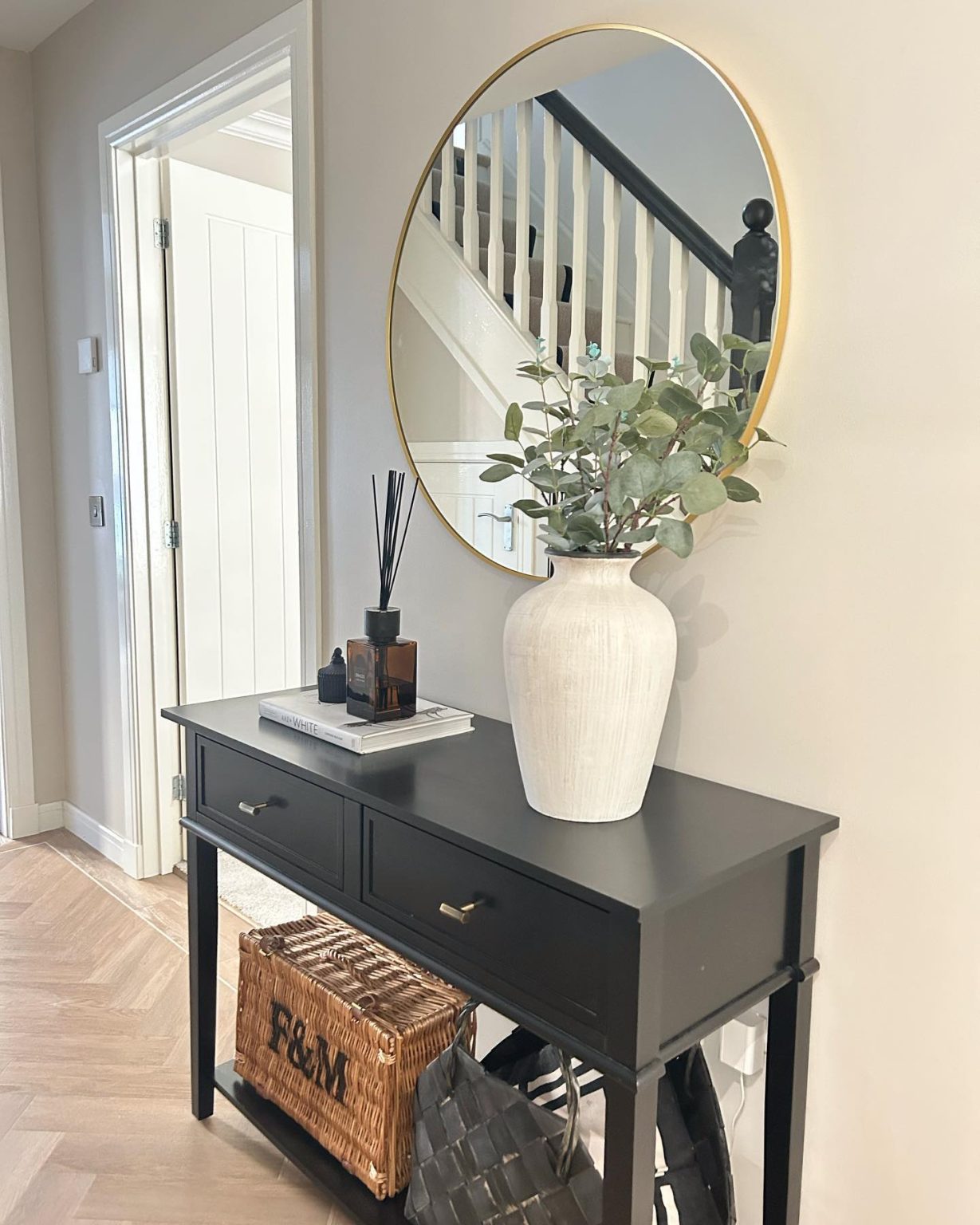 Top 35 Console Table Hallway Ideas for a Welcoming Home Entrance ...