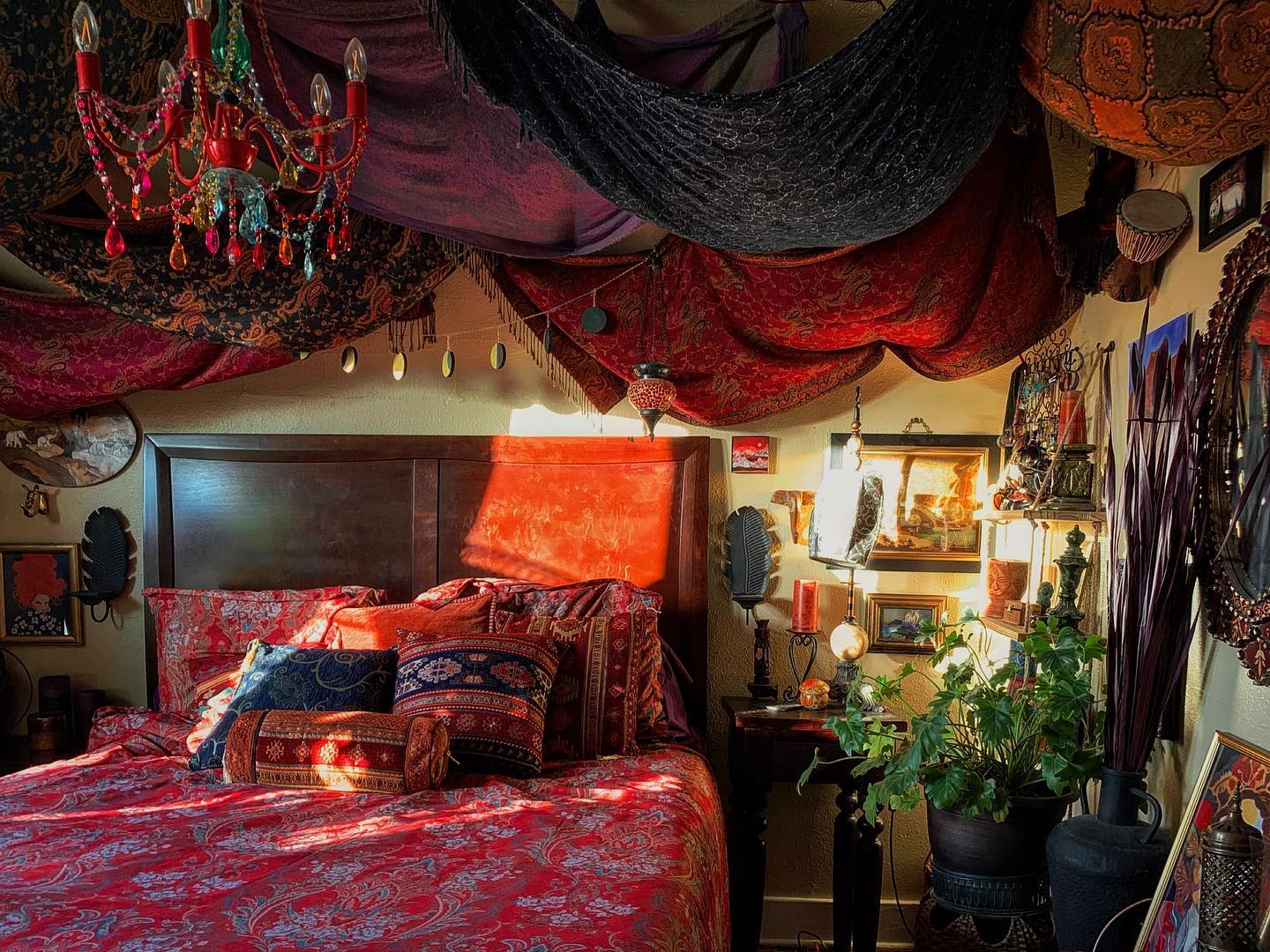 Enliven Your Space: 29 Red Bedroom Ideas for Passionate Decor ...