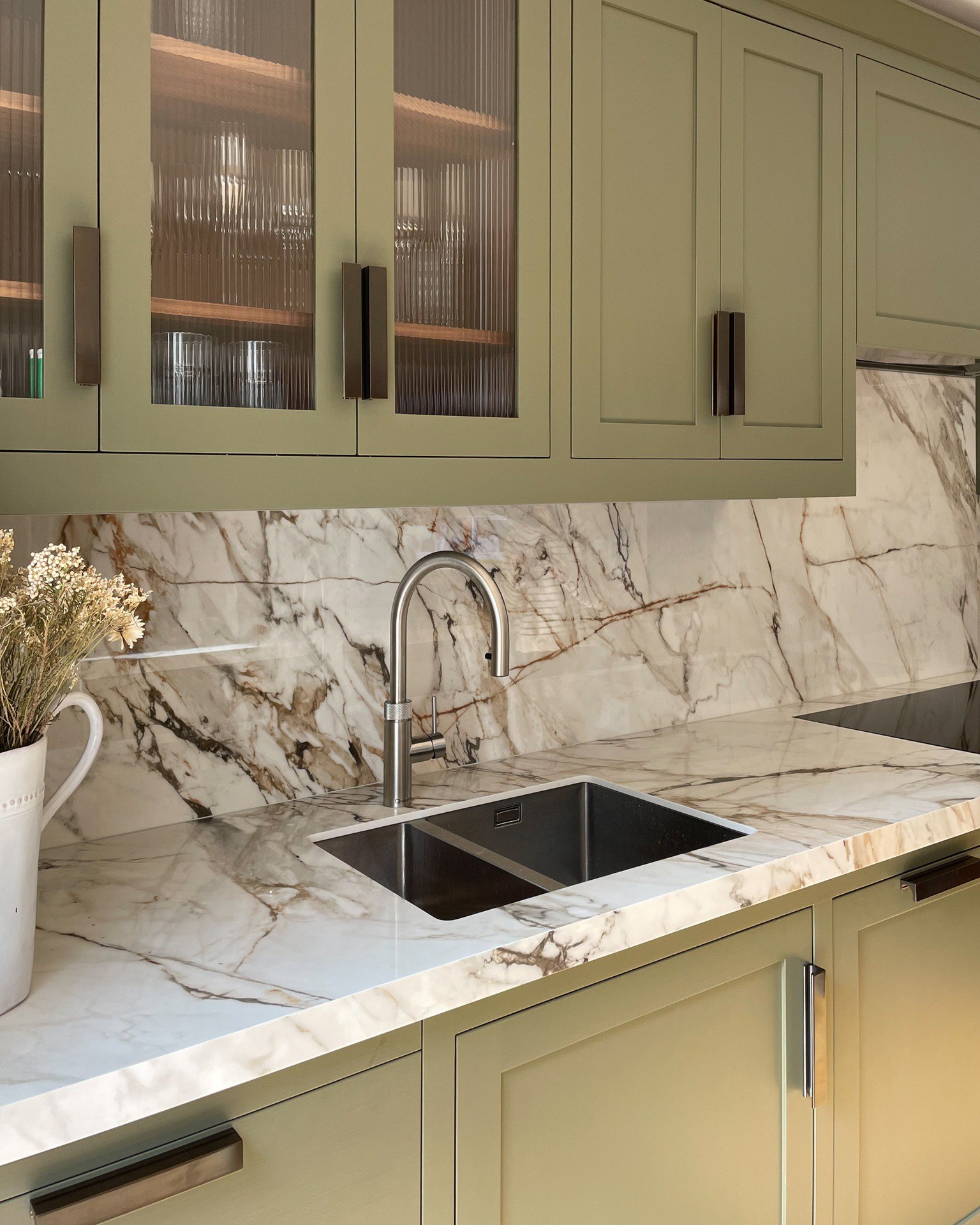 32 Lush Green Kitchen Ideas for a Fresh, Modern Home Update ...
