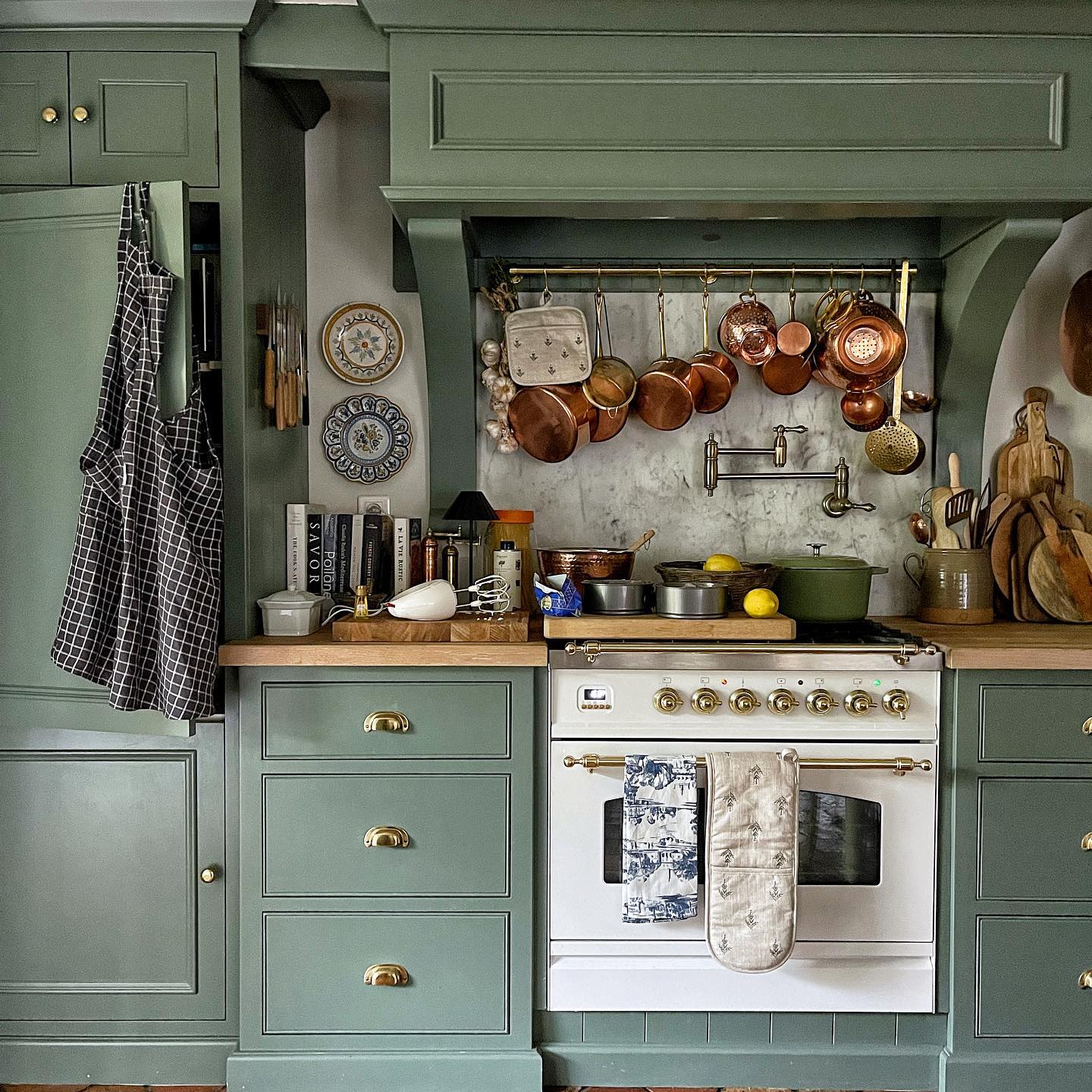 32 Lush Green Kitchen Ideas for a Fresh, Modern Home Update ...