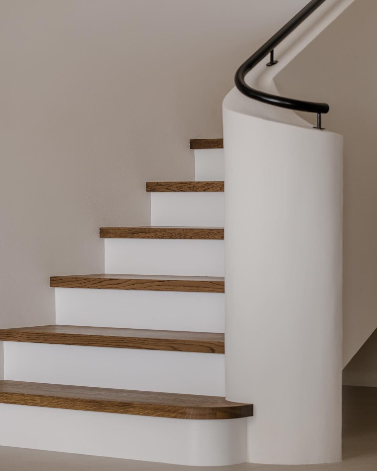 36 Closed Staircase Ideas - Transform Your Space with Chic Designs ...