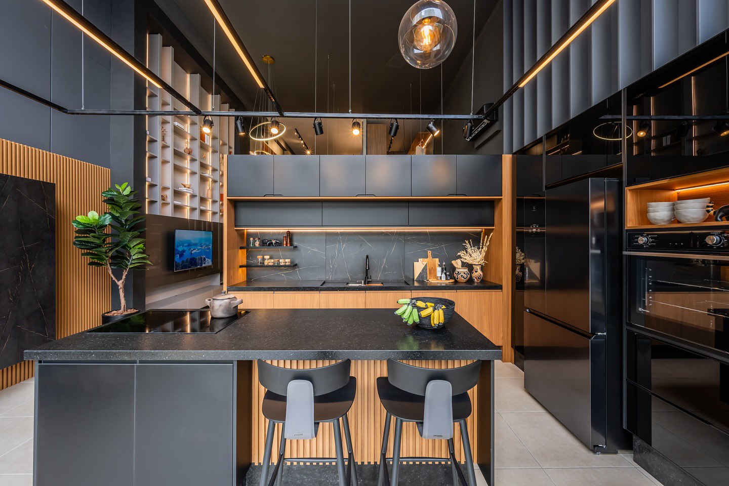 34 Dark Kitchen Ideas: Transform Your Home with Elegant Designs ...