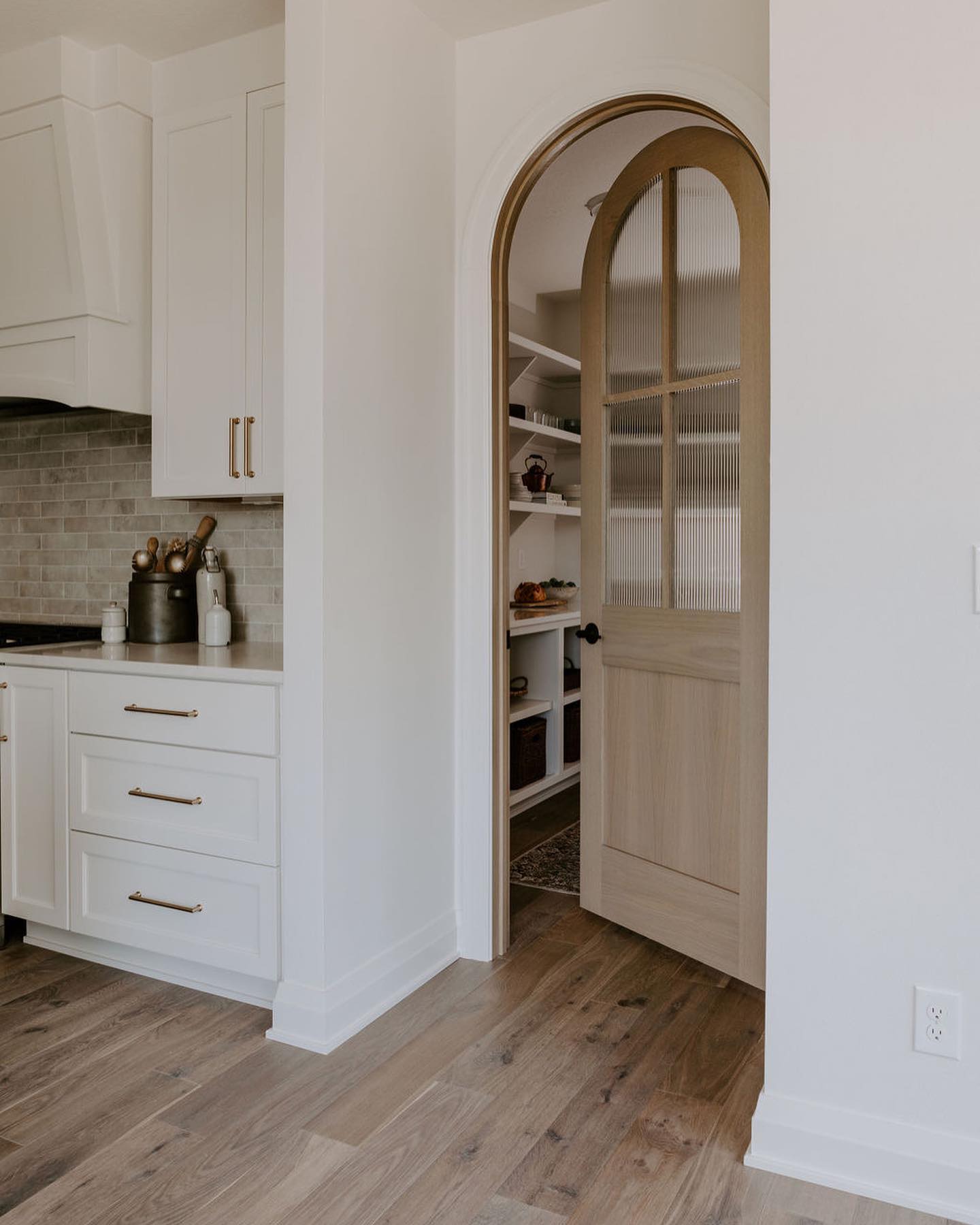 33 Kitchen Door Ideas to Transform Your Culinary Space Elegantly ...
