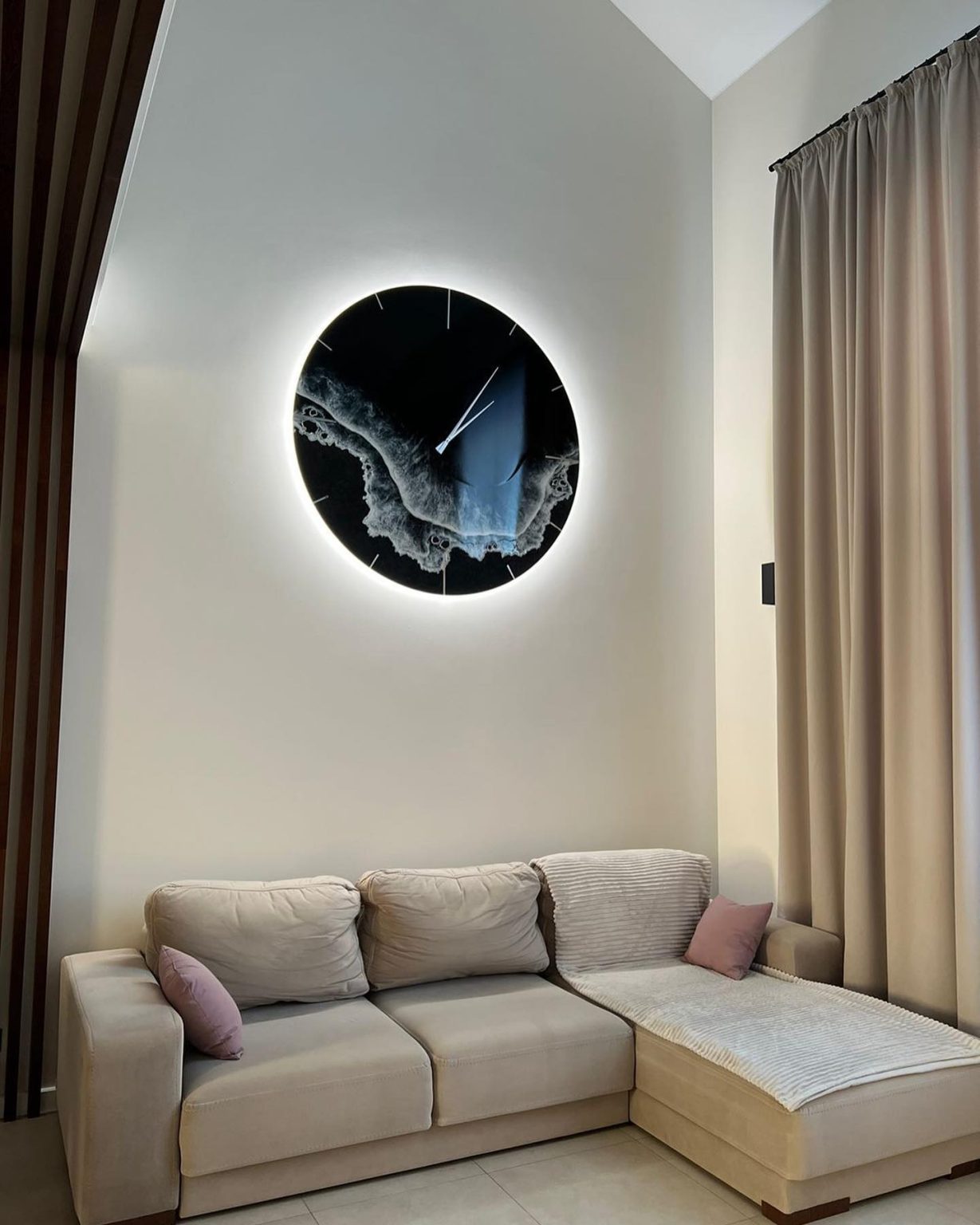 27 Wall Clock Styles to Elevate Your Living Room Decor Elegantly ...