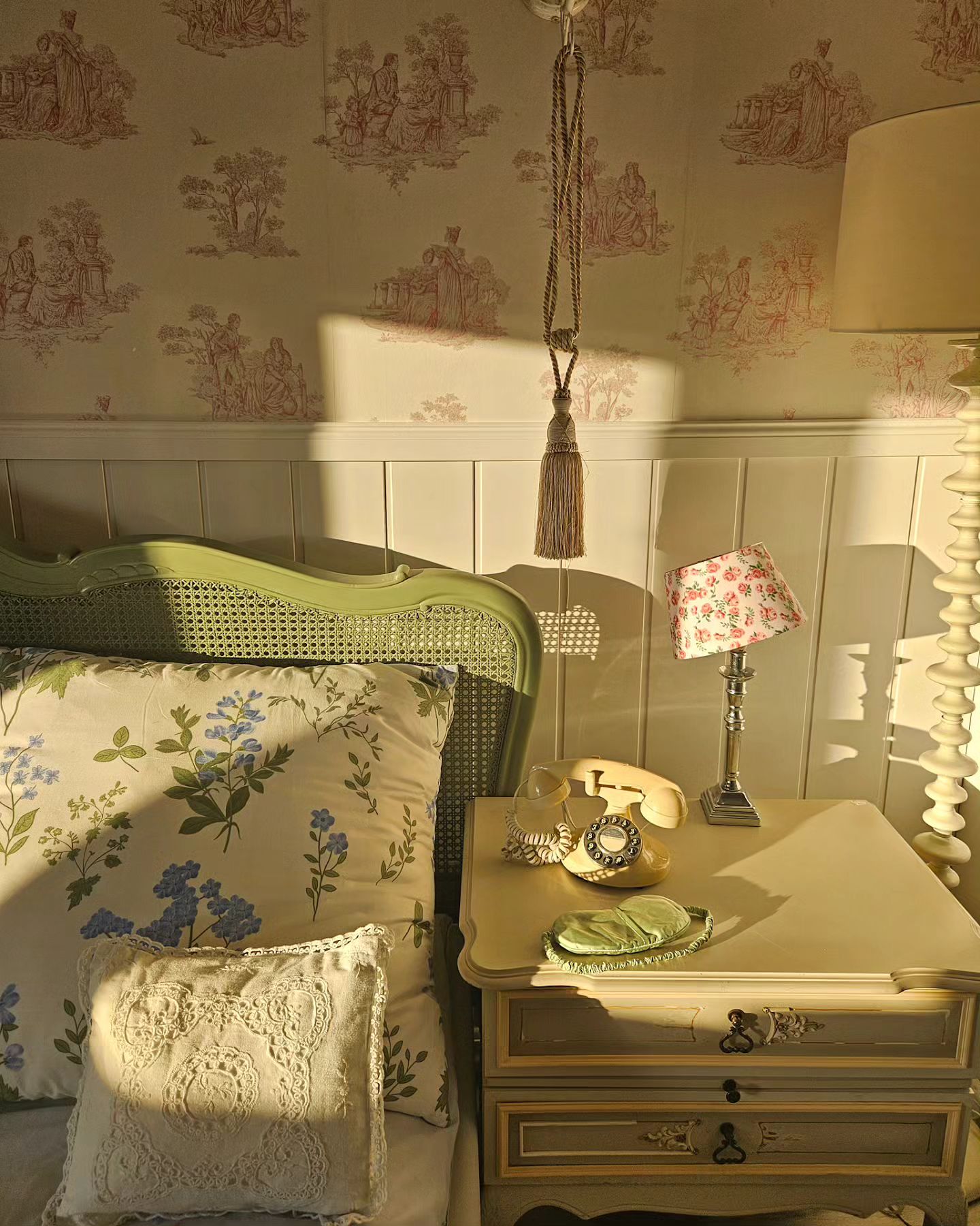 32 Vintage Bedroom Ideas for Charming Retro-Inspired Spaces ...