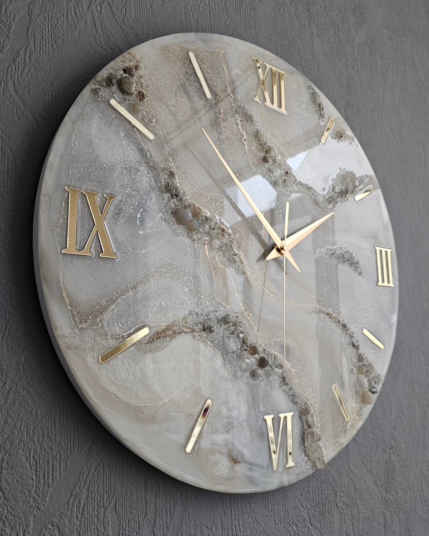 27 Wall Clock Styles to Elevate Your Living Room Decor Elegantly ...