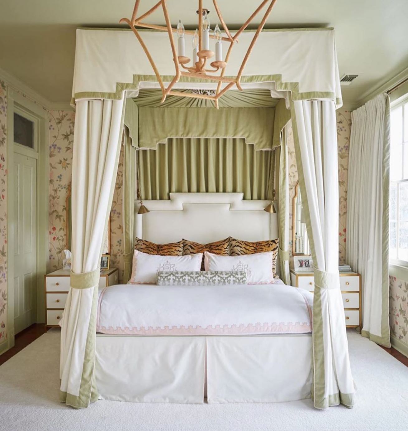 33 Canopy Bed Design Ideas: Transform Your Bedroom into a Luxurious Retreat - placeideal.com