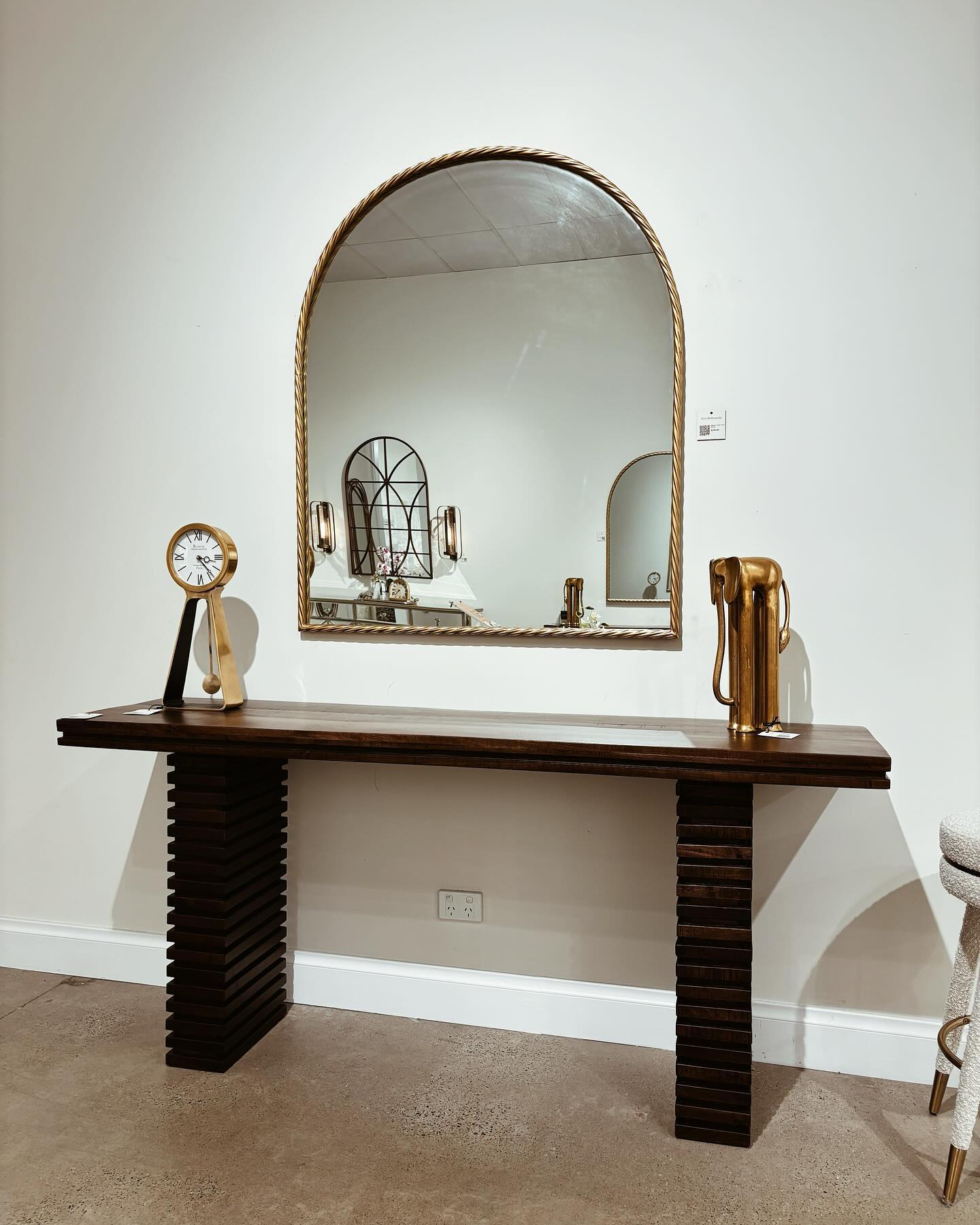 26 Stylish Console Table Ideas for Entryways and Living Rooms ...