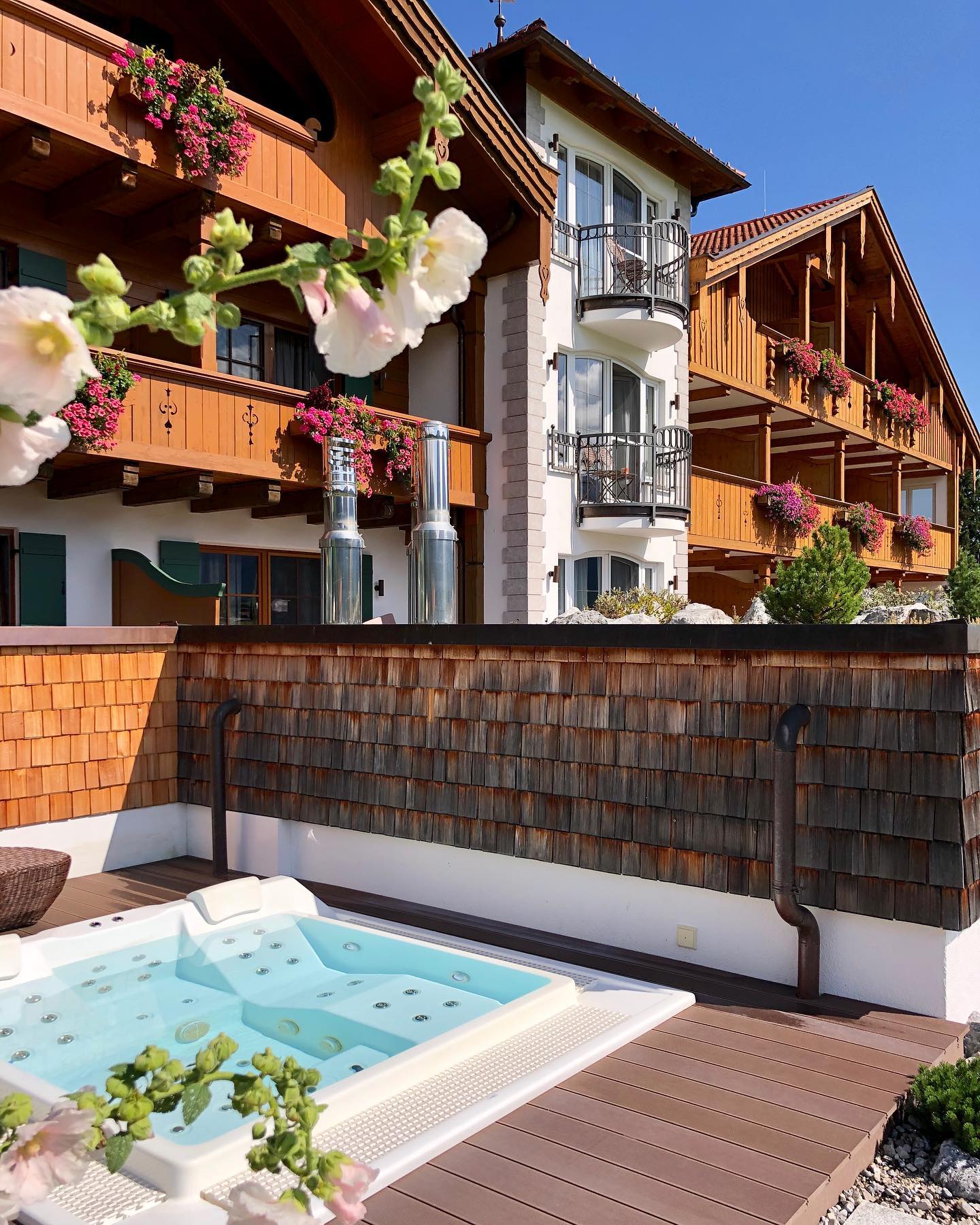 Discover 26 Outdoor Jacuzzi Ideas to Transform Your Patio and Backyard ...