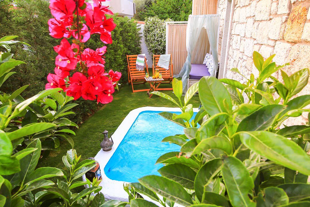 Discover 26 Outdoor Jacuzzi Ideas to Transform Your Patio and Backyard ...