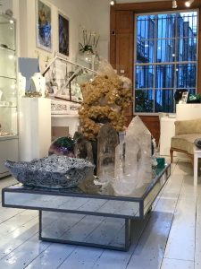 25 Crystal Decor Ideas to Transform Your Home with Elegance and Healing ...