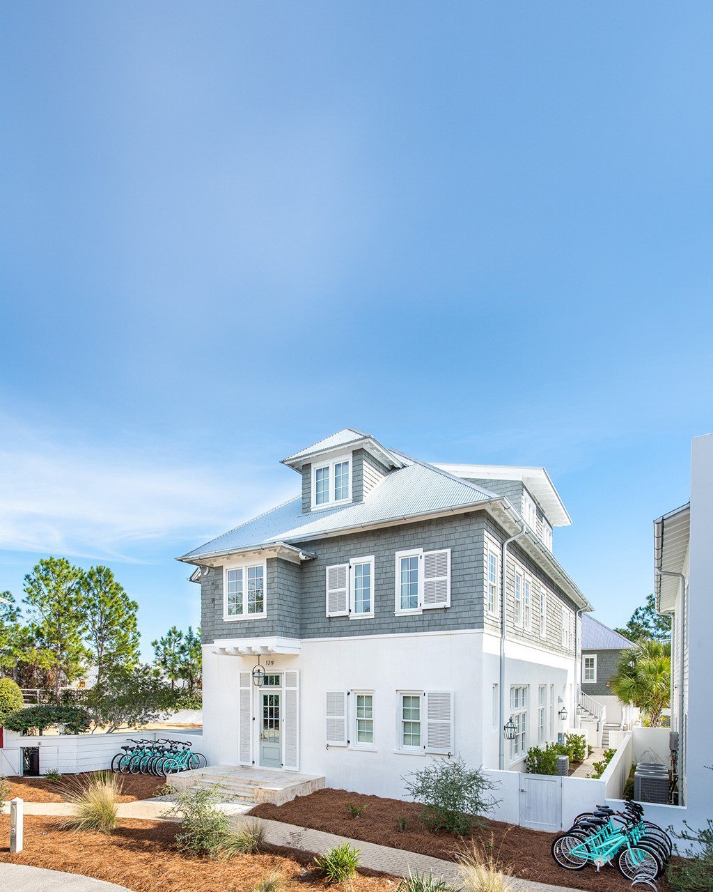 28 Coastal Cottage Exterior Designs to Inspire Your Dream Beachside ...