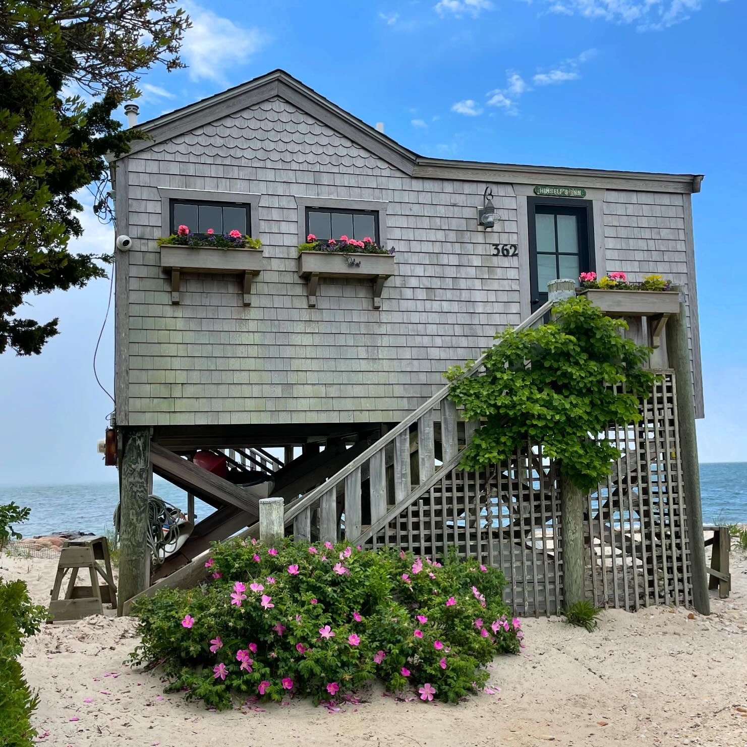 28 Coastal Cottage Exterior Designs to Inspire Your Dream Beachside ...