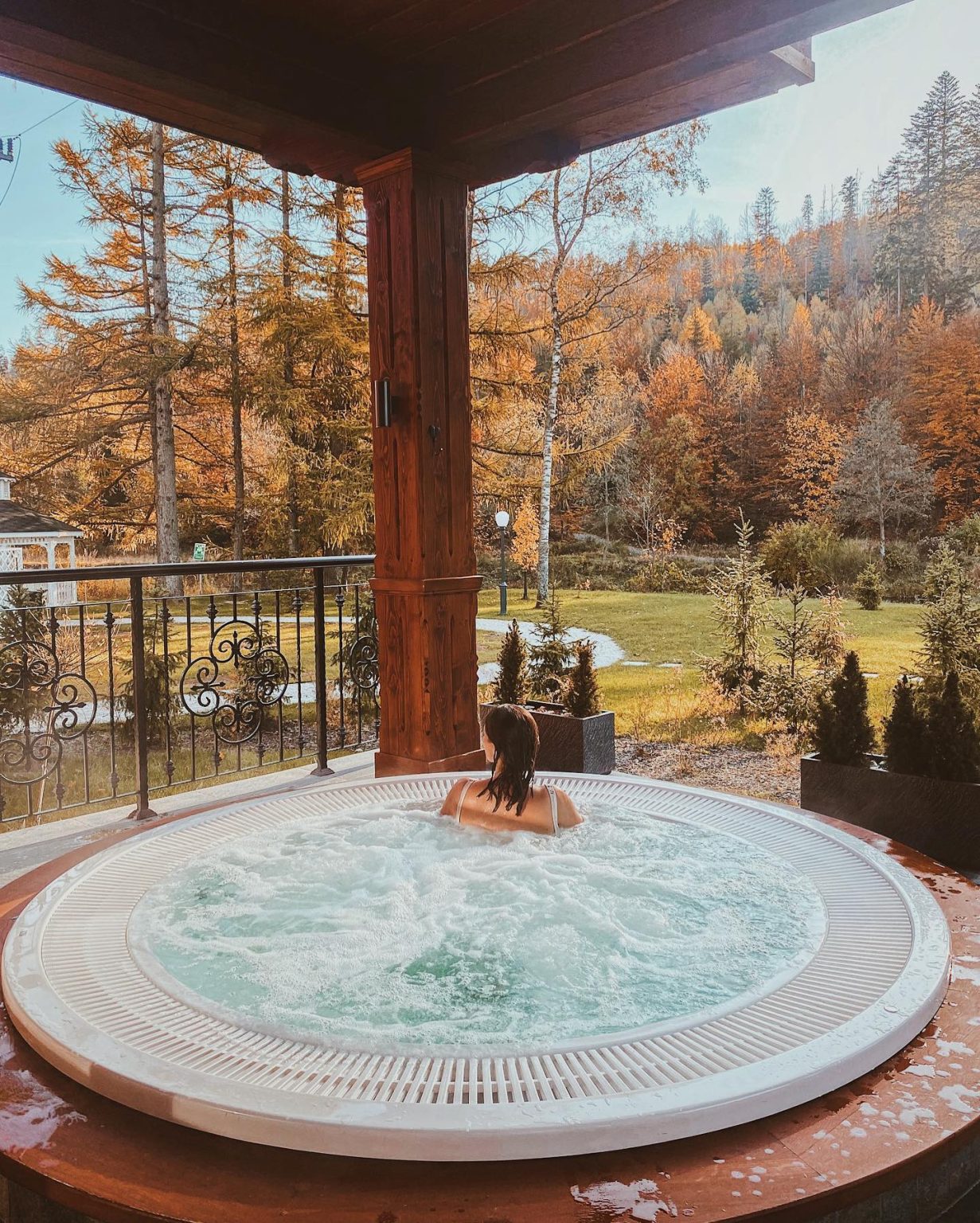 Discover 26 Outdoor Jacuzzi Ideas to Transform Your Patio and Backyard ...