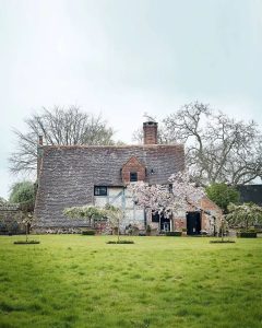 23 Rustic Home Exterior Ideas: Timeless Charm with Modern Touches ...